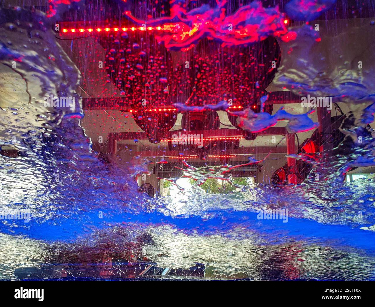 Car windshield streams water hi-res stock photography and images - Alamy