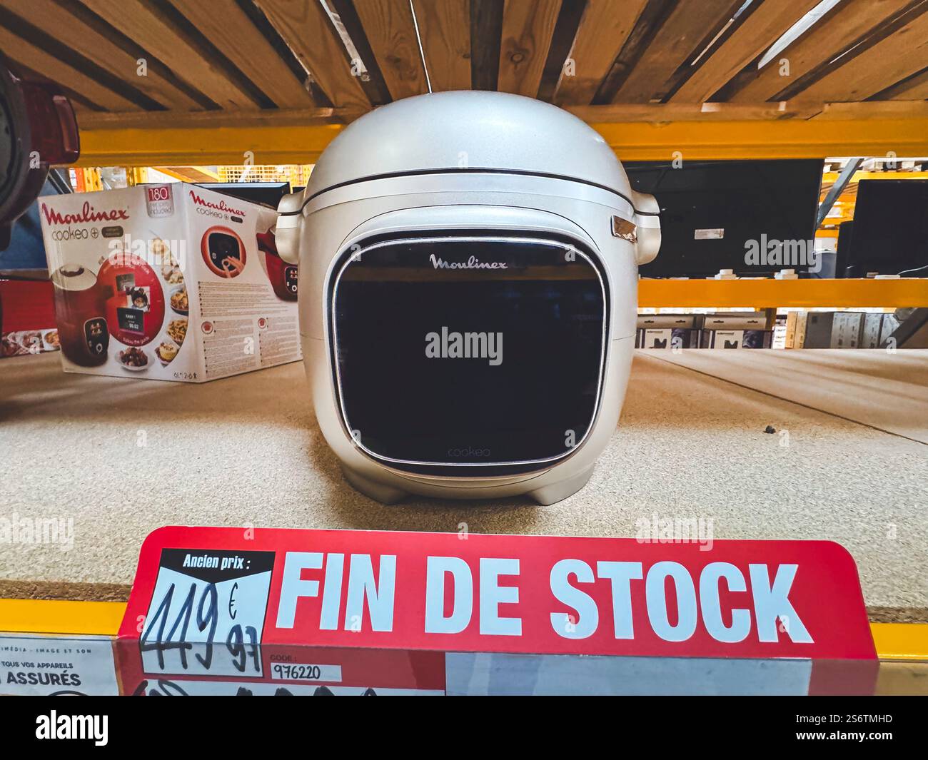 Electro Depot store. Moulinex condensation recuperator. Programmable ...