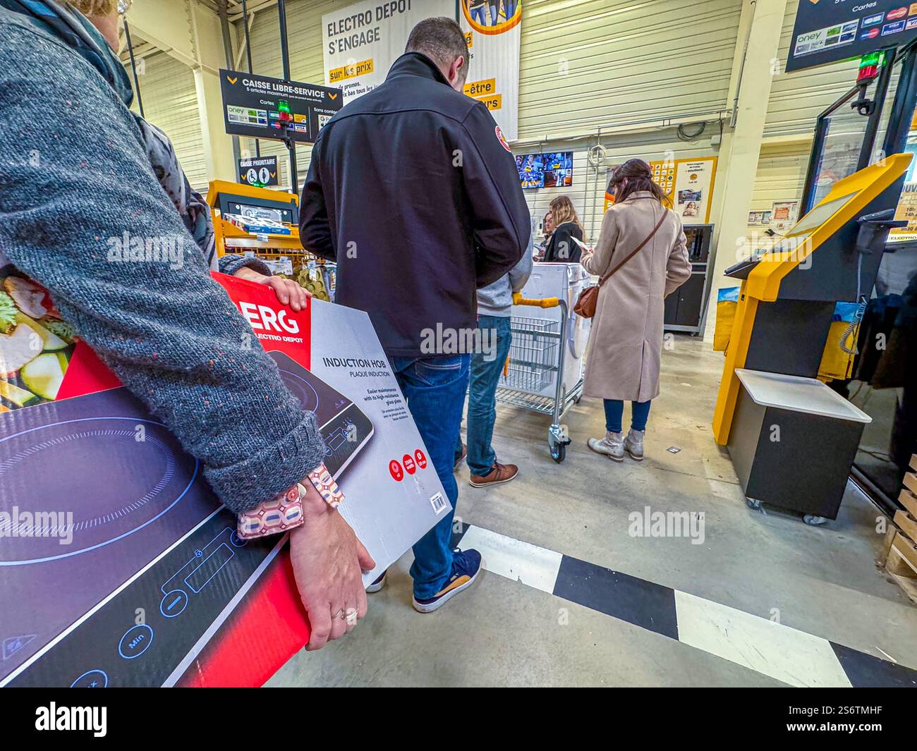 Electro Depot store. Queue at the checkout Stock Photo - Alamy