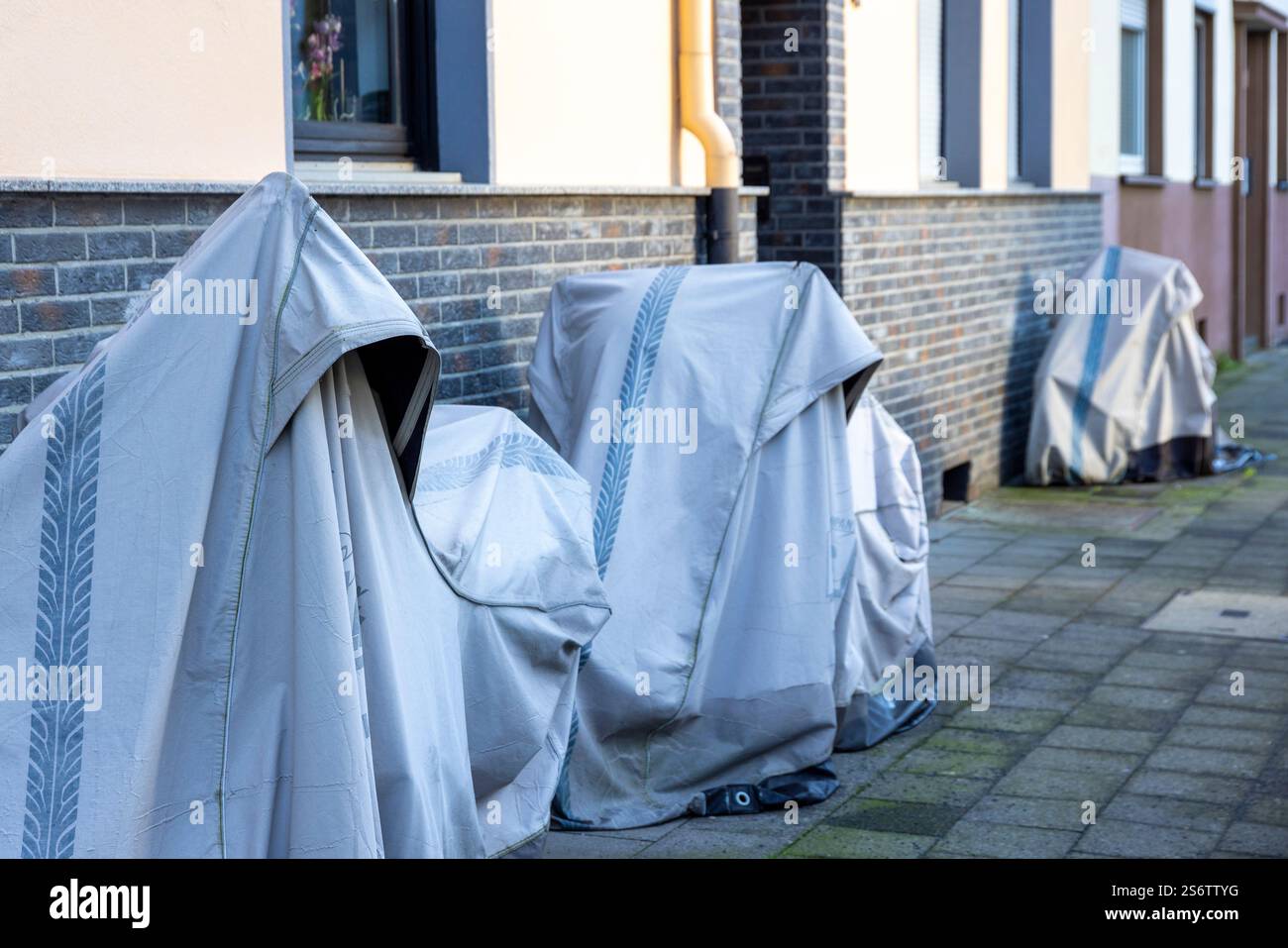 Tarp covered car in hi-res stock photography and images - Alamy