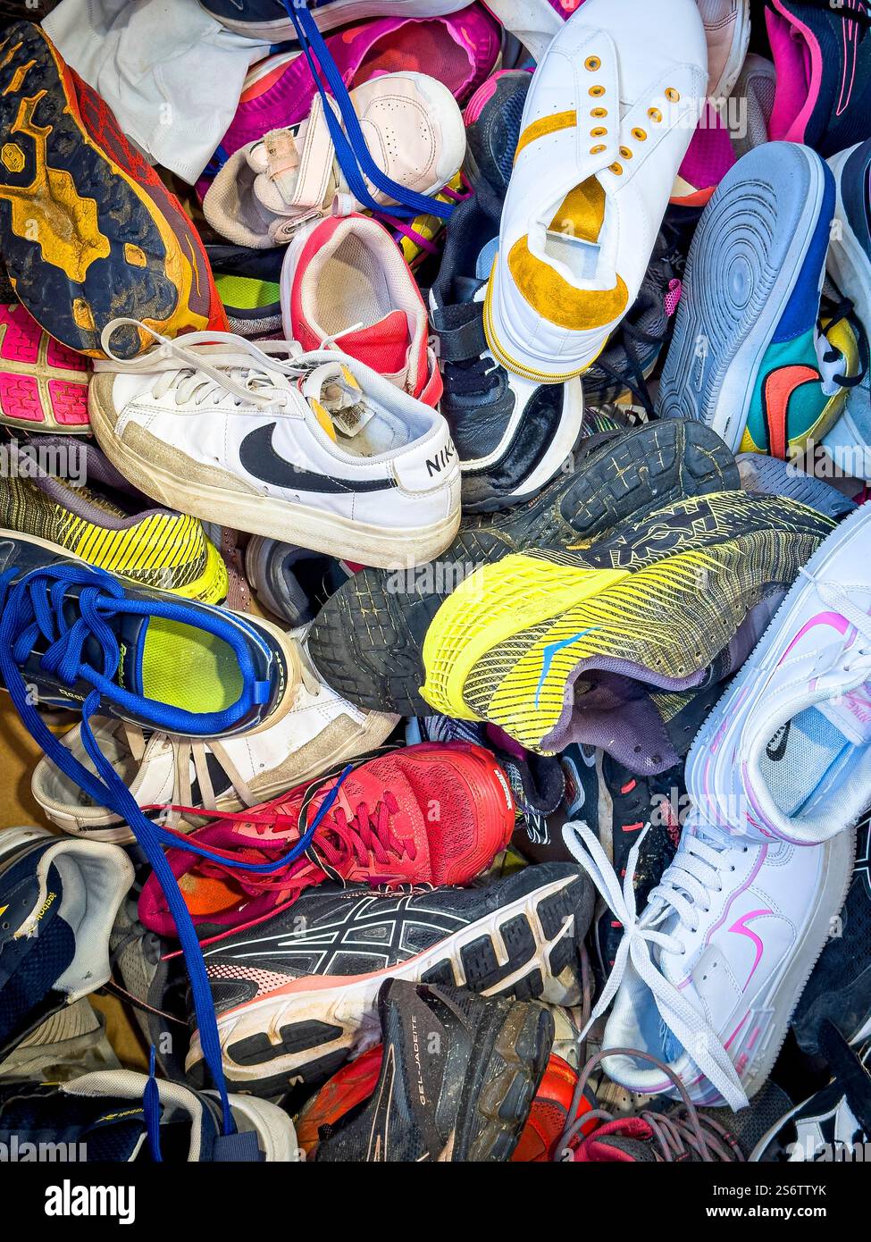 Sports shoes in bulk Stock Photo - Alamy