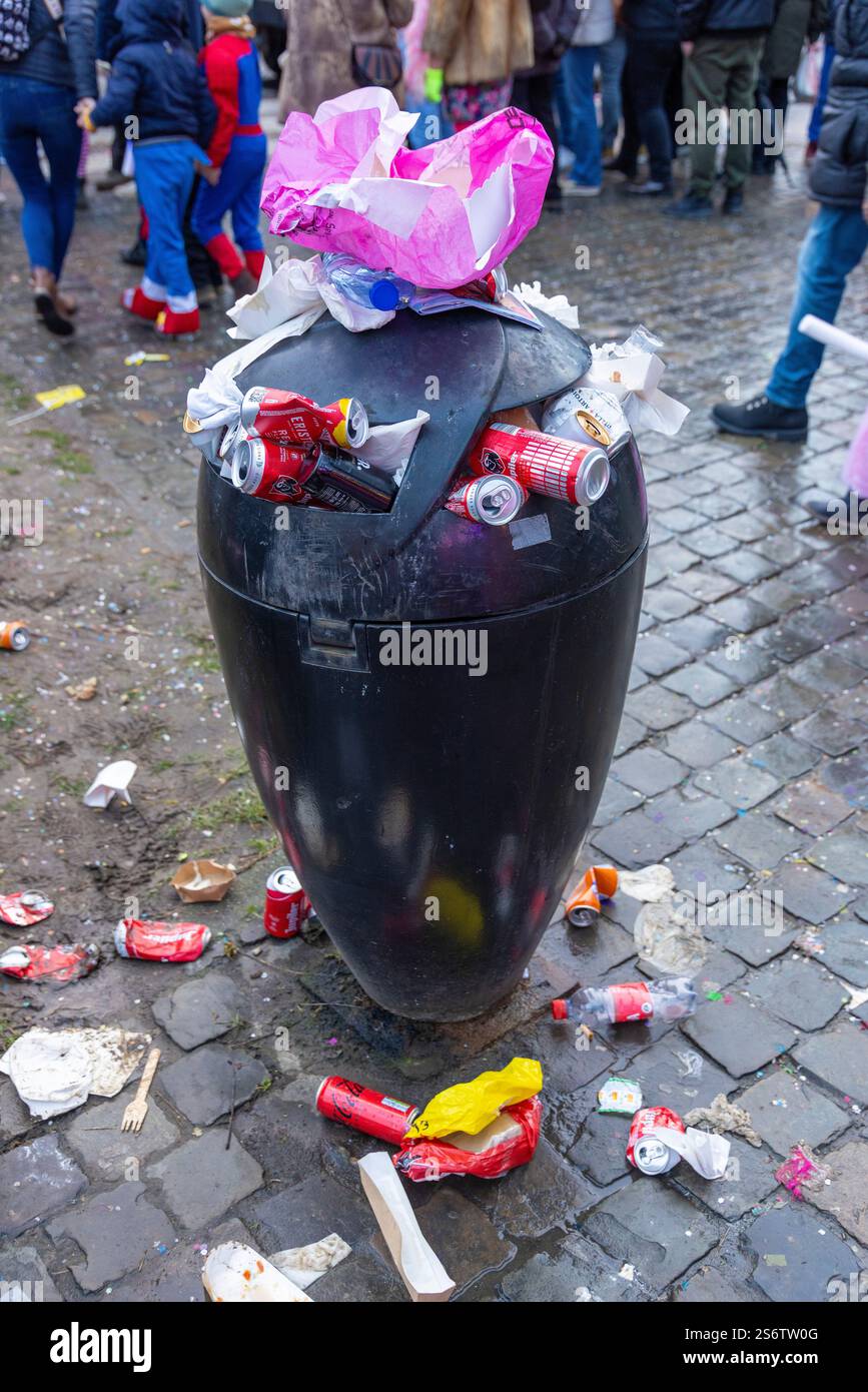Overflowing garbage can Stock Photo - Alamy