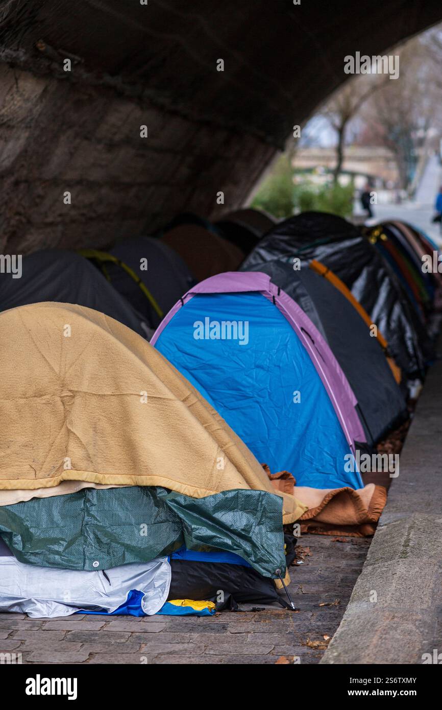 France, Paris, 75, 4th ARRT, homeless tents erected under Pont-Marie ...