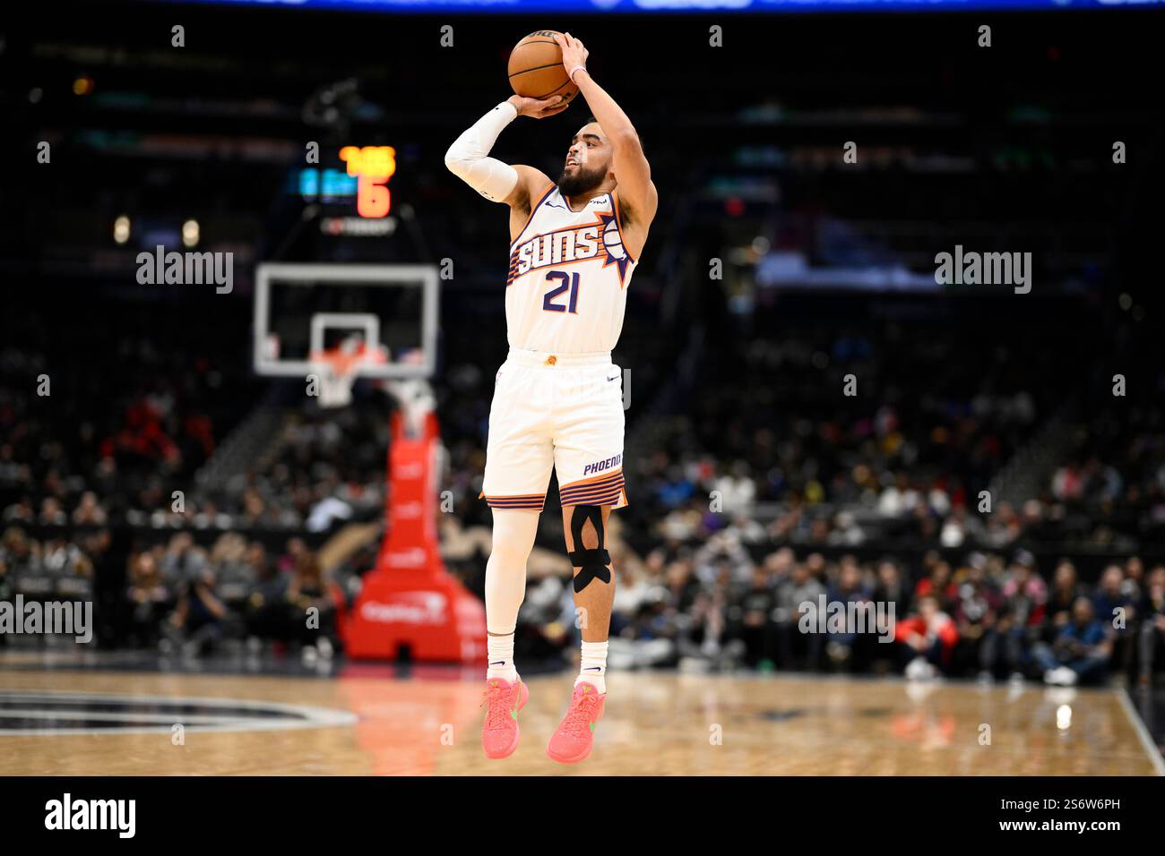 Phoenix Suns guard Tyus Jones (21) in action during the first half of ...