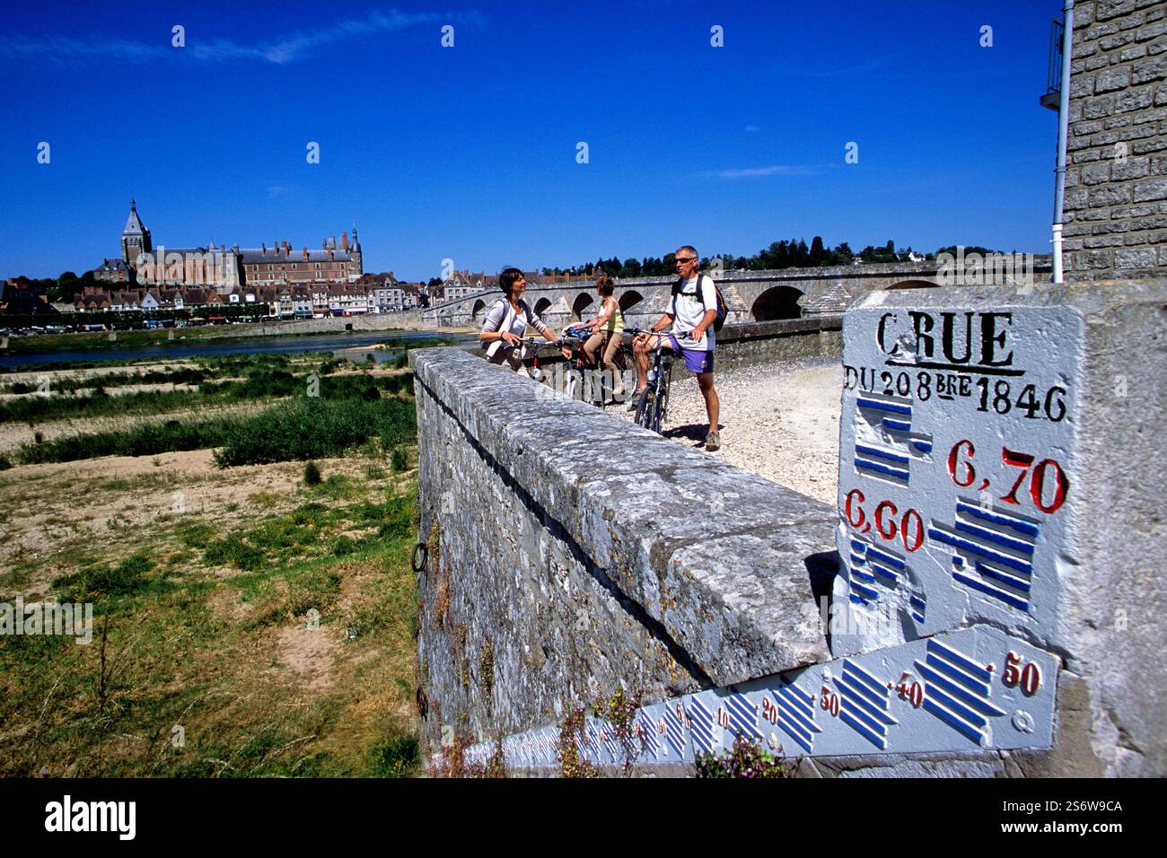 45 LOIRET / LOIRE VALLEY / city of Gien with flood scale in foreground ...