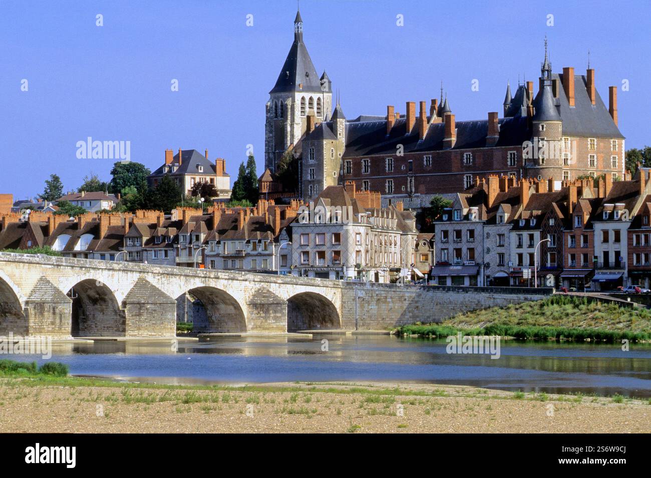 45 - LOIRET, LOIRE VALLEY, bridge over the Loire and town of Gien ...