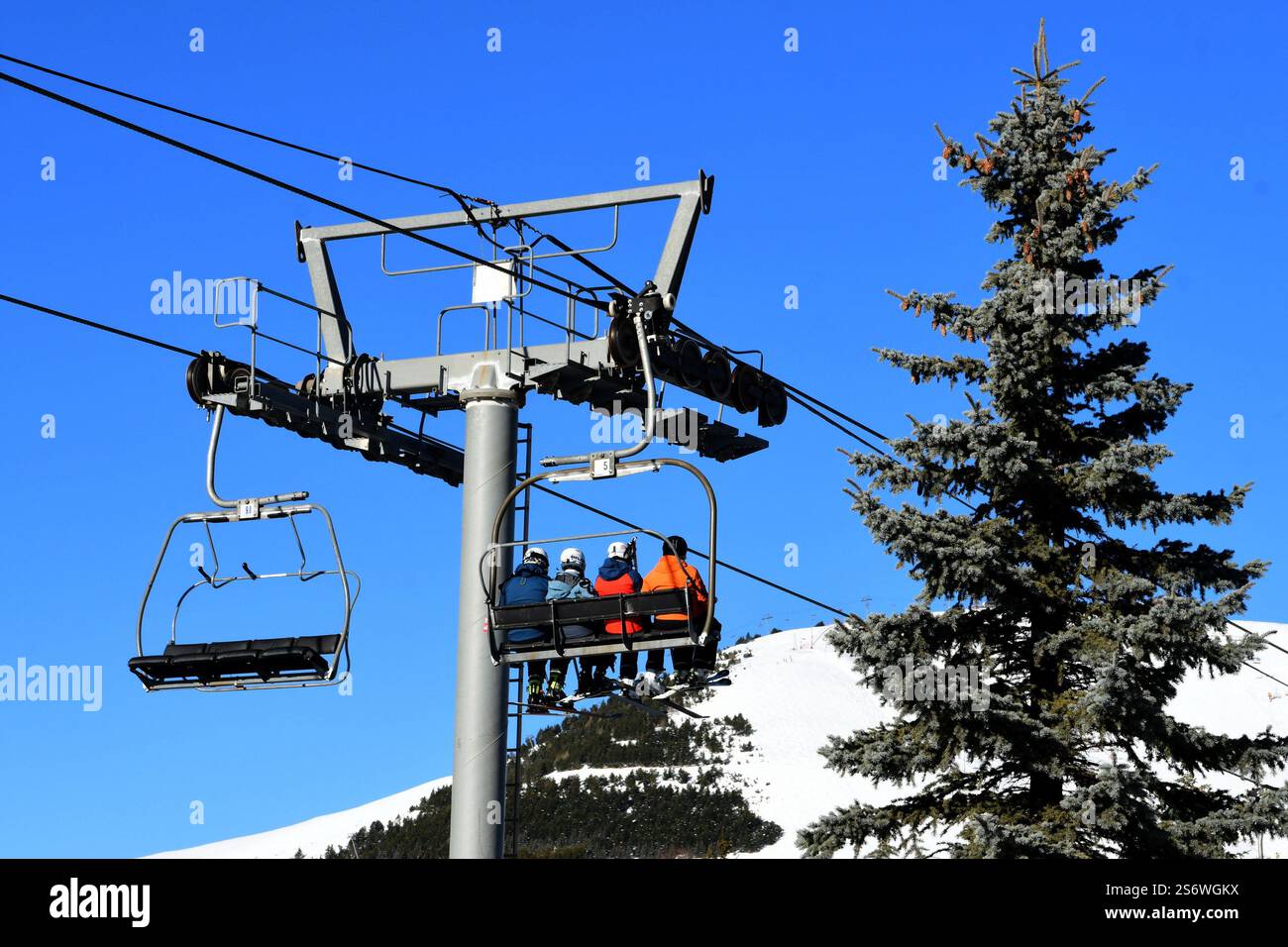 Alpe Huez, France. 14th Jan, 2025. Skiing tourists seen in the Alpe d ...