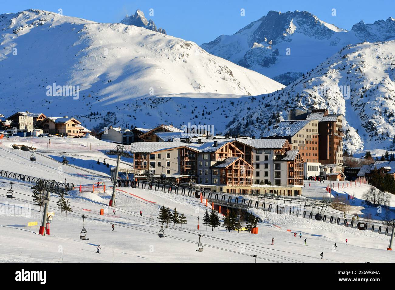 Alpe Huez, France. 13th Jan, 2025. Skiing tourists in the Alpe d Huez ...