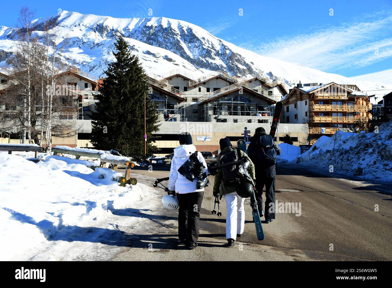 Alpe Huez, France. 14th Jan, 2025. Skiing tourists seen in the Alpe d ...