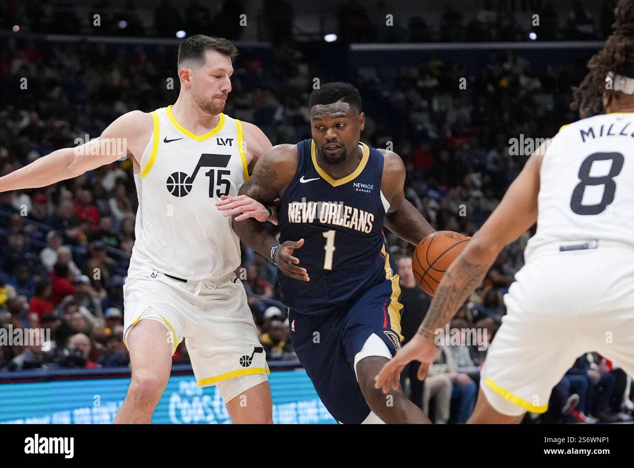 New Orleans Pelicans forward Zion Williamson (1) drives to the basket ...