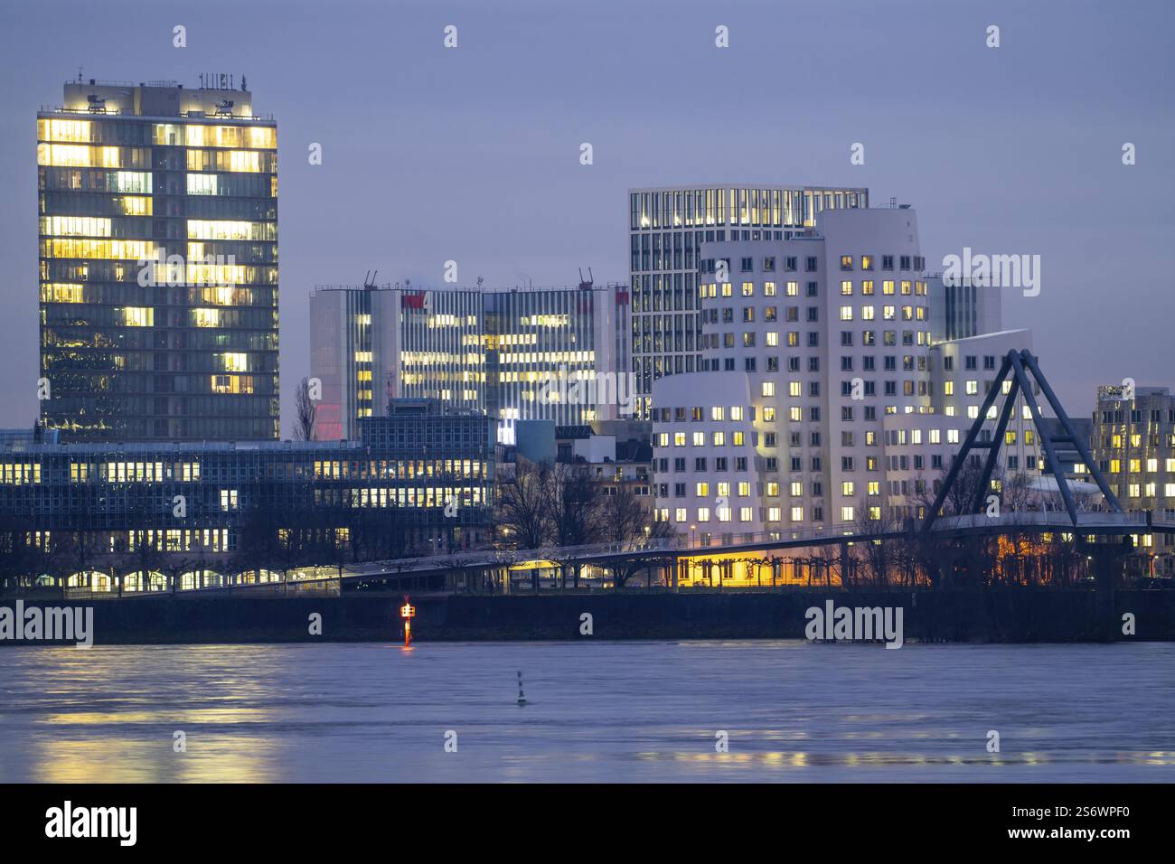 Buildings in Duesseldorf's Media Harbour, on the left the Stadttor ...