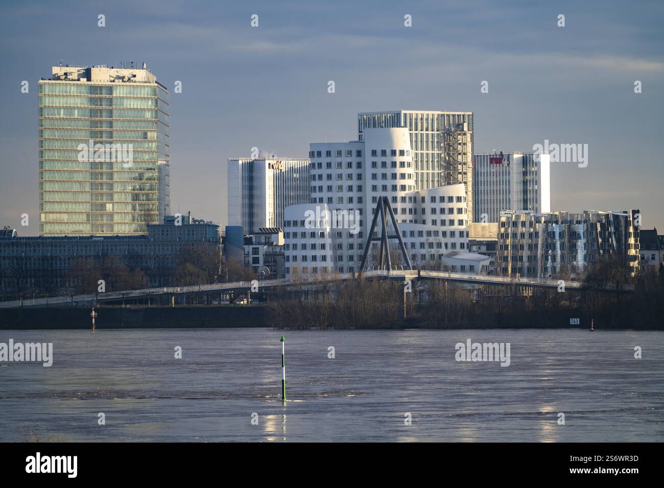 Buildings in Duesseldorf's Media Harbour, on the left the Stadttor ...