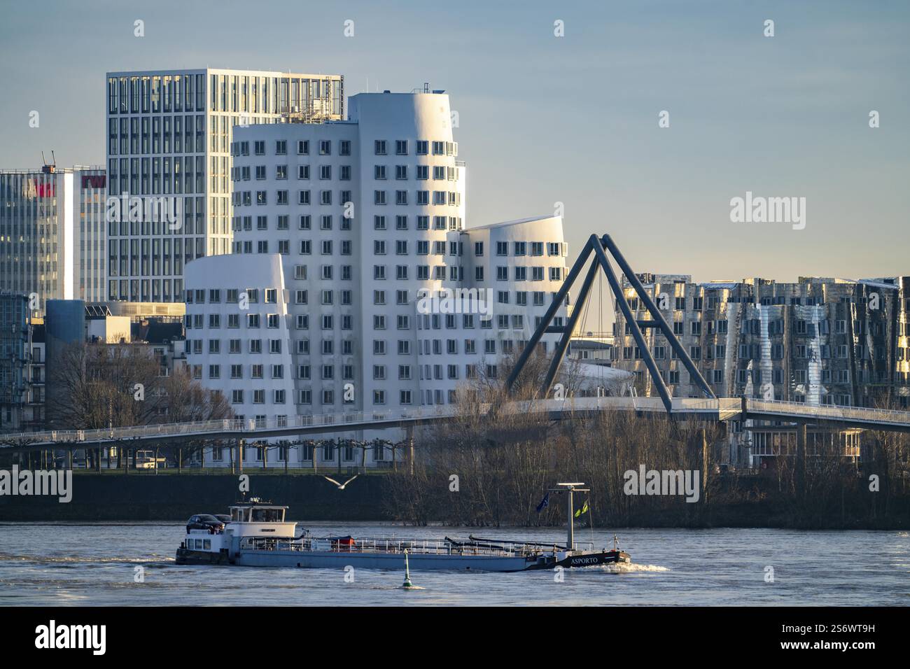 Buildings in Duesseldorf Media Harbour, Gehry buildings, Neuer Zollhof ...
