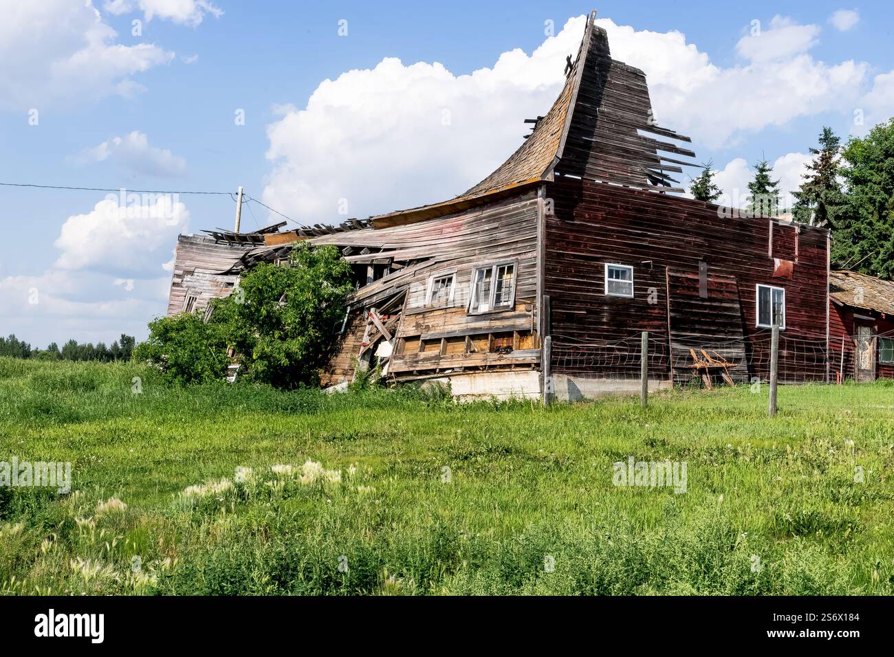 Old abandon house fence hi-res stock photography and images - Alamy