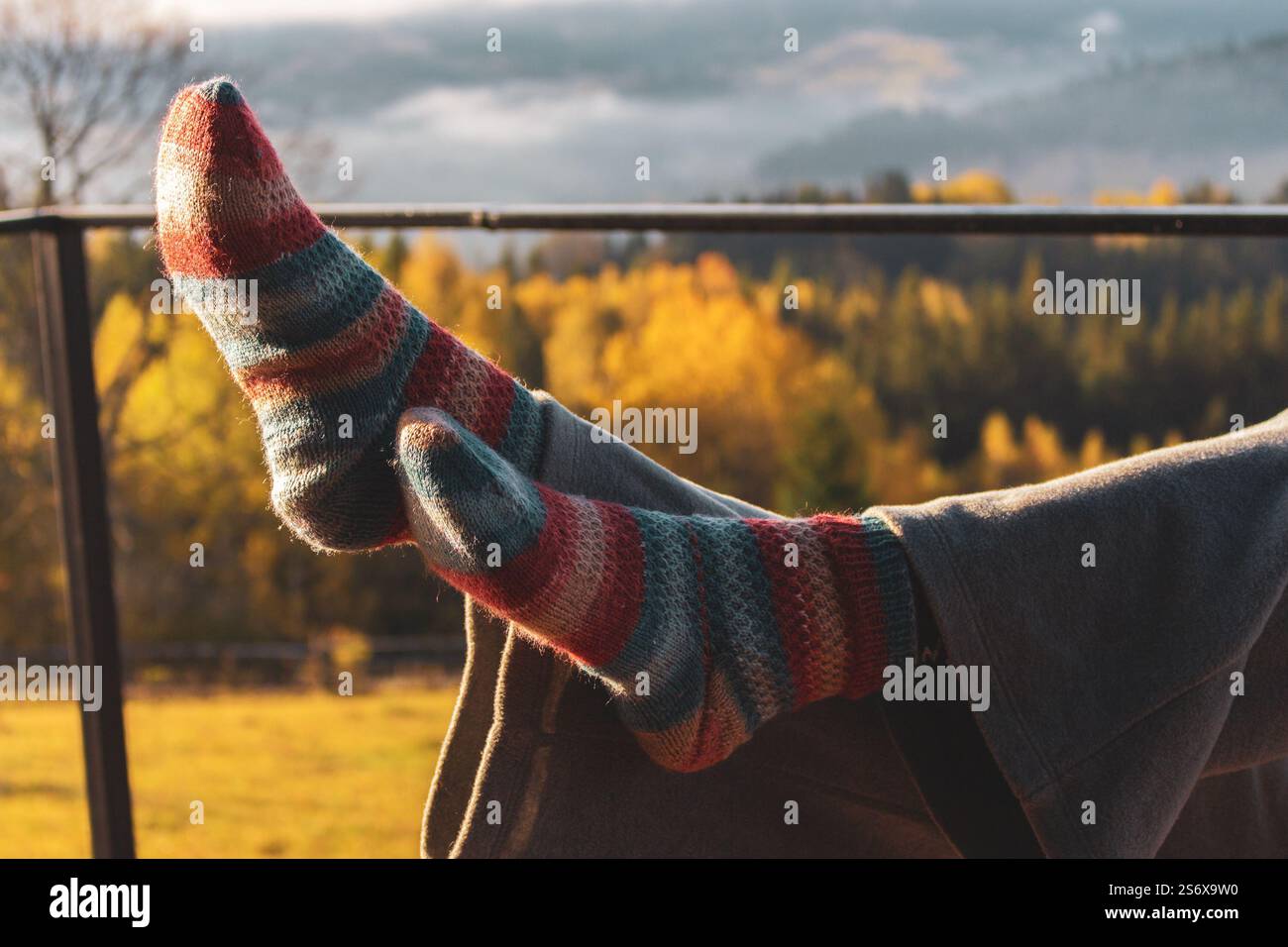 Female legs crossed hi-res stock photography and images - Alamy