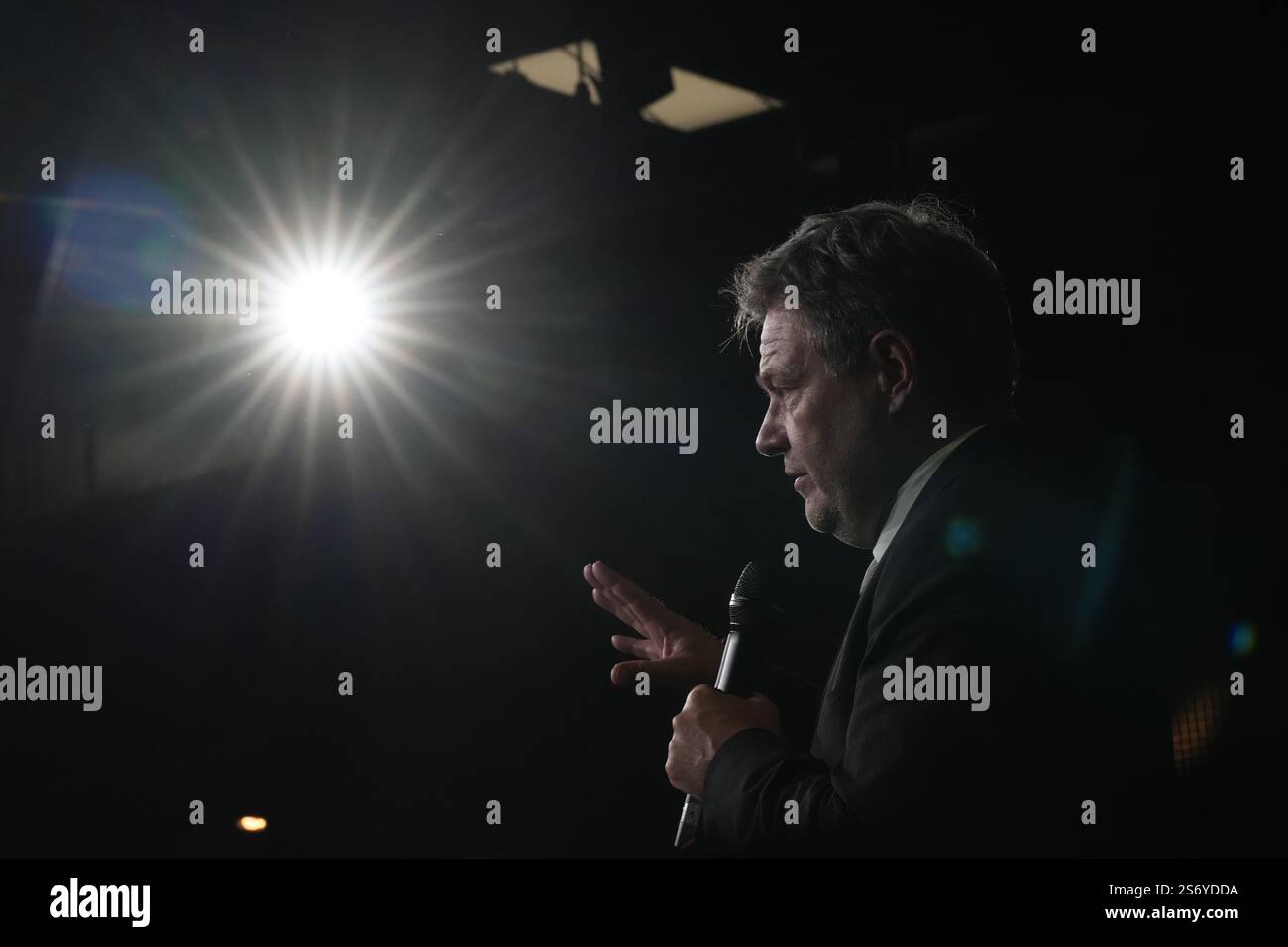 17 January 2025, Hamburg: Robert Habeck (Alliance 90/The Greens ...