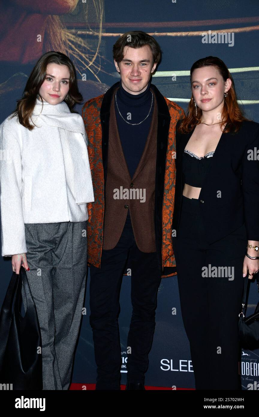 Carolin Garnier, Alessandro Schuster und Amelie Hennig bei der Premiere ...