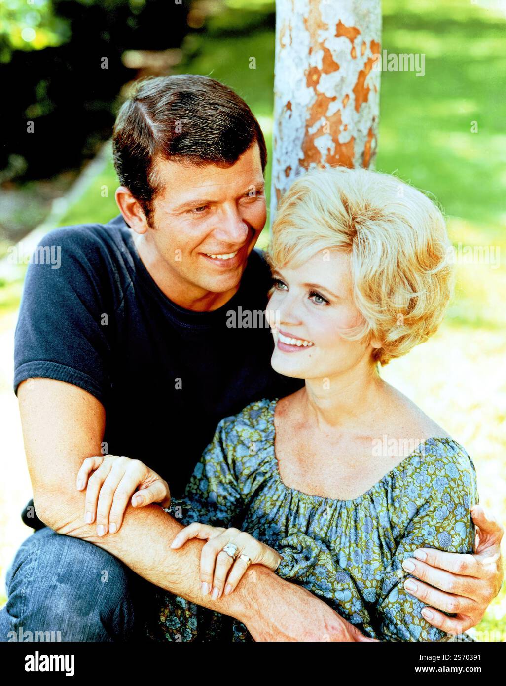 ROBERT REED and FLORENCE HENDERSON in THE BRADY BUNCH (1969), directed ...