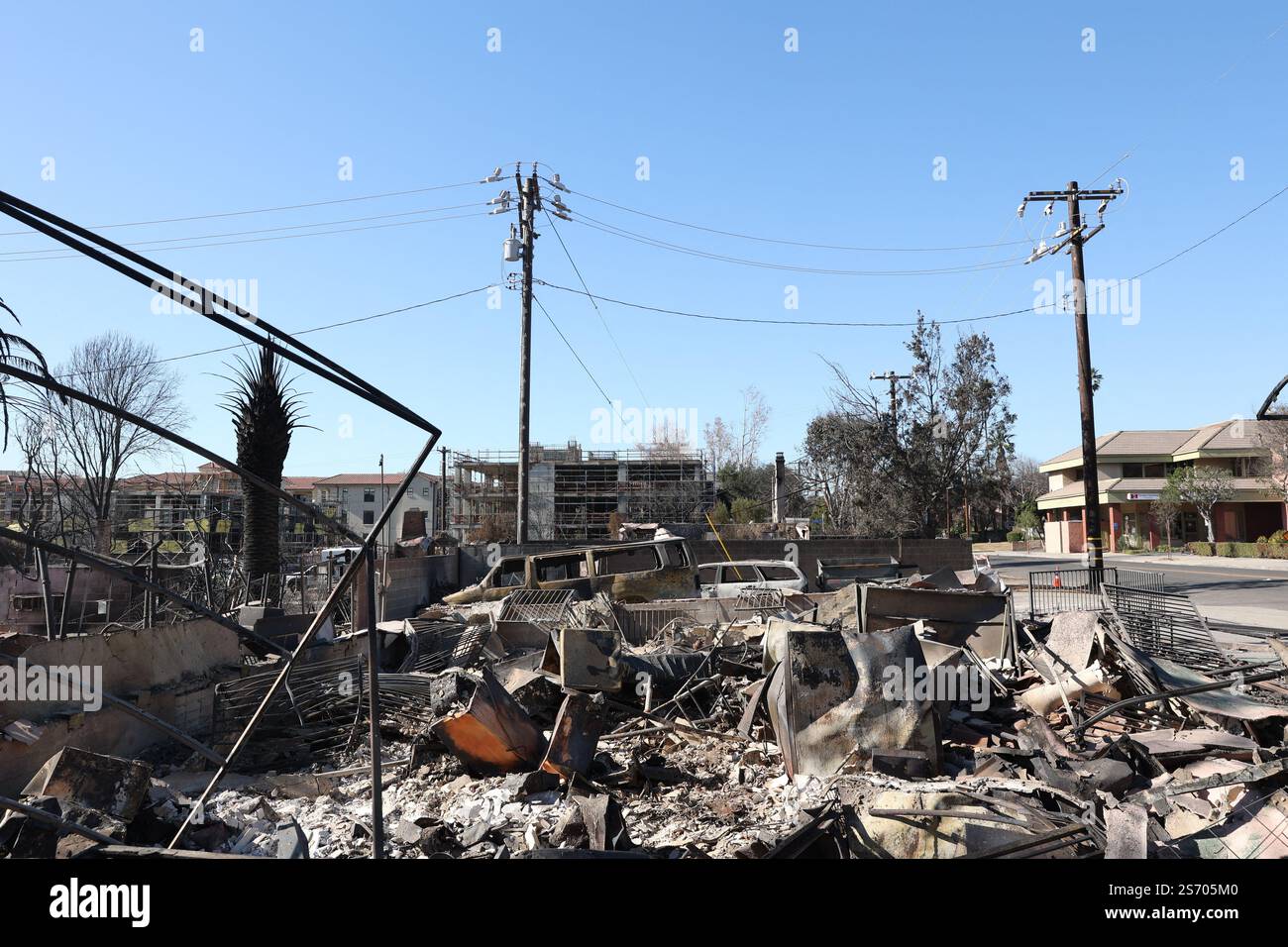Los Angeles, United States. 16th Jan, 2025. Burned houses and cars in ...
