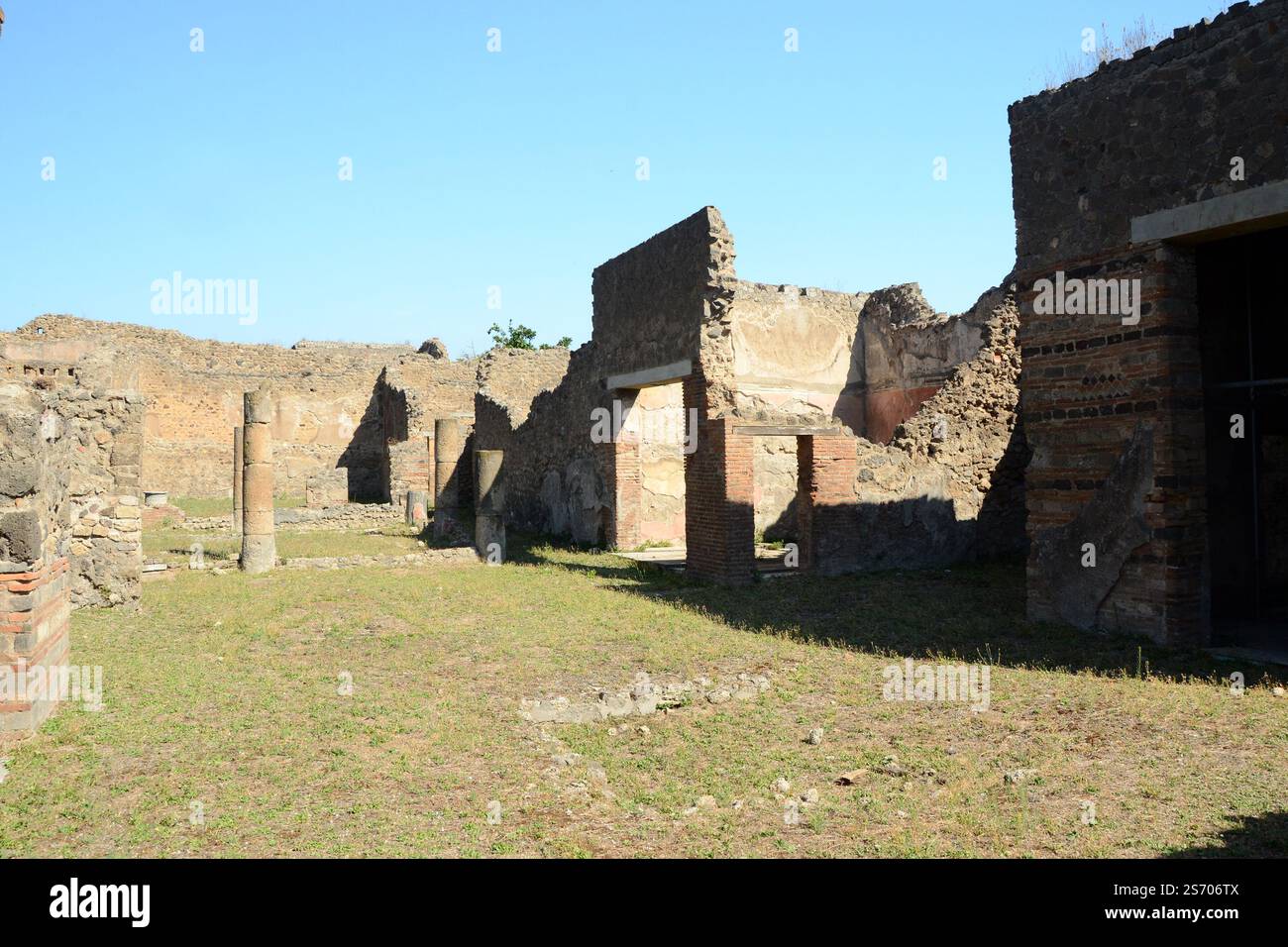 Pompeii, Roman House. Roman city frozen by the devastating eruption of ...
