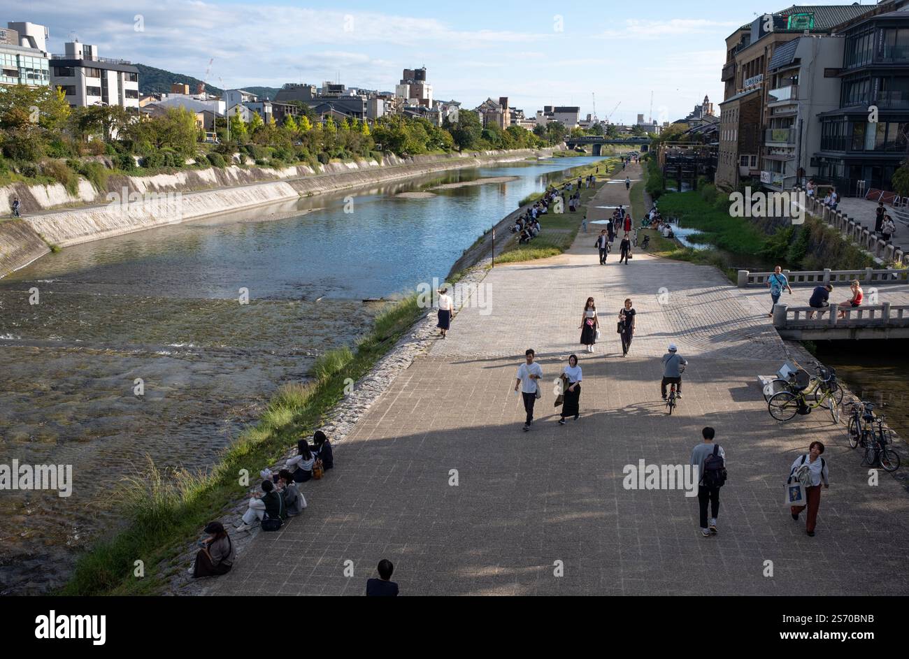 Riverside walk alongside river hi-res stock photography and images - Alamy