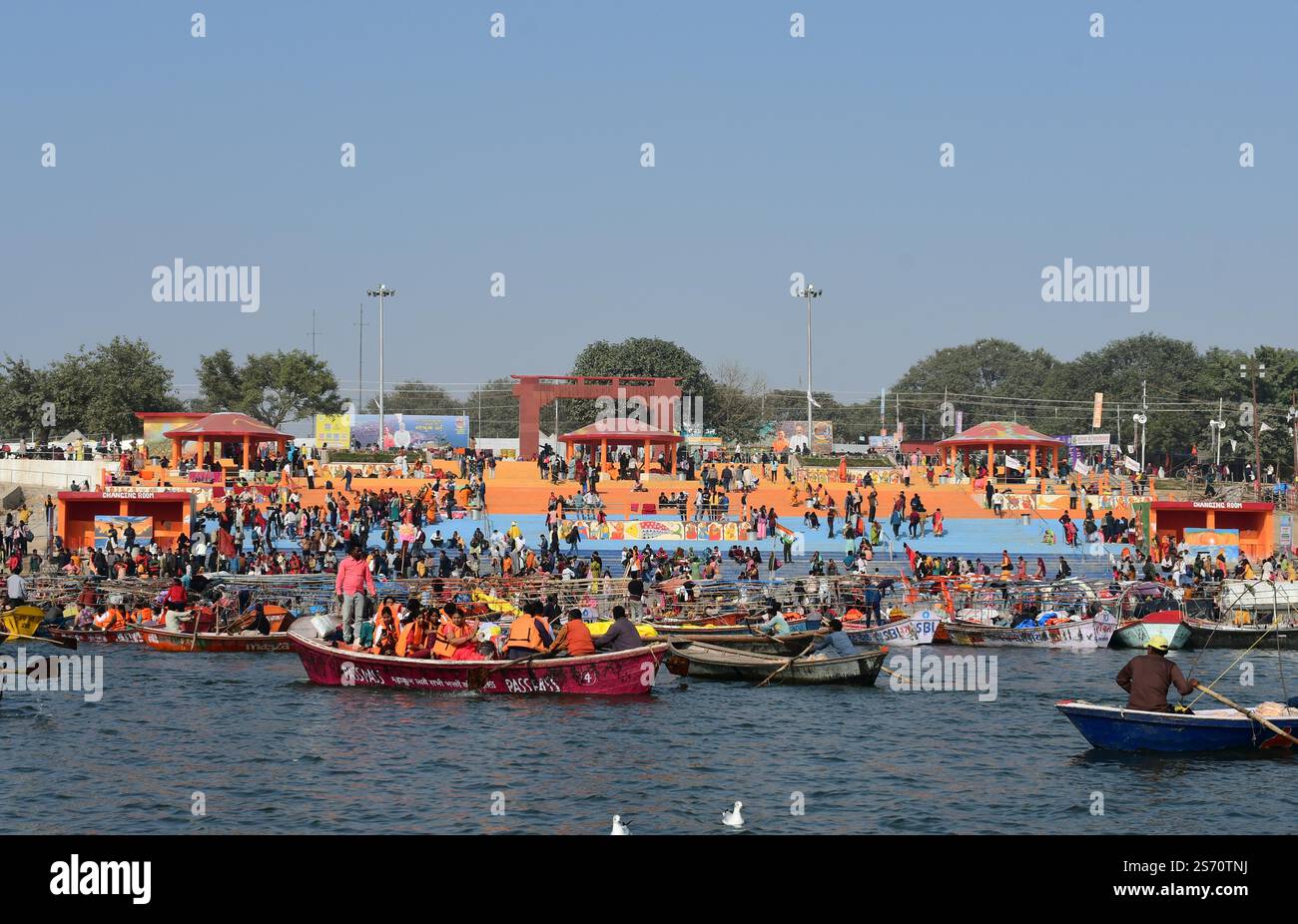 Prayagraj, Uttar Pradesh, India. 18th Jan, 2025. Prayagraj: Devotee ...