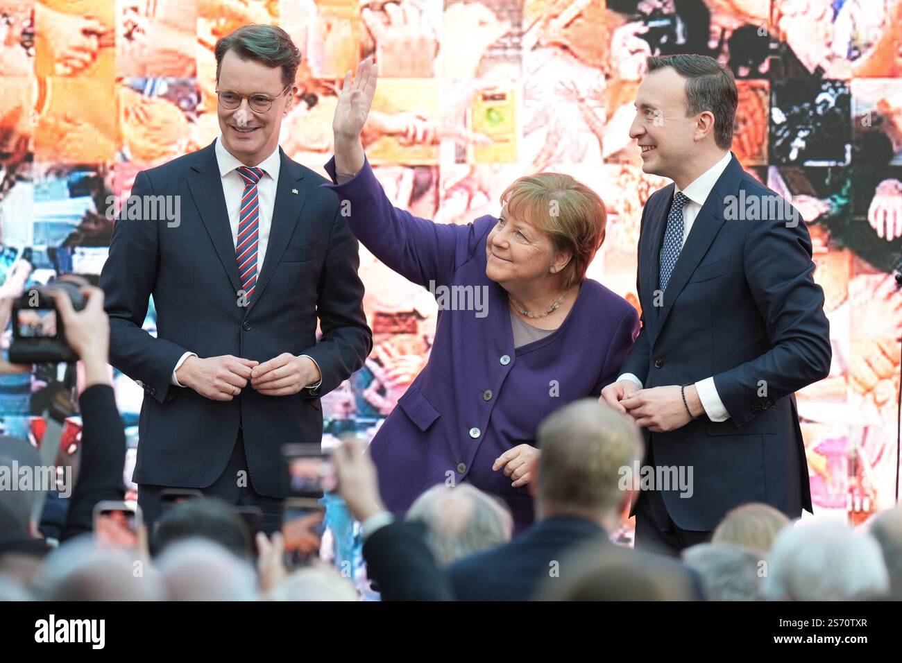 CDU NRW Neujahrsempfang mit Angela Merkel Angela Merkel winkt Teilnehmer auf Empore gemeinsam ...