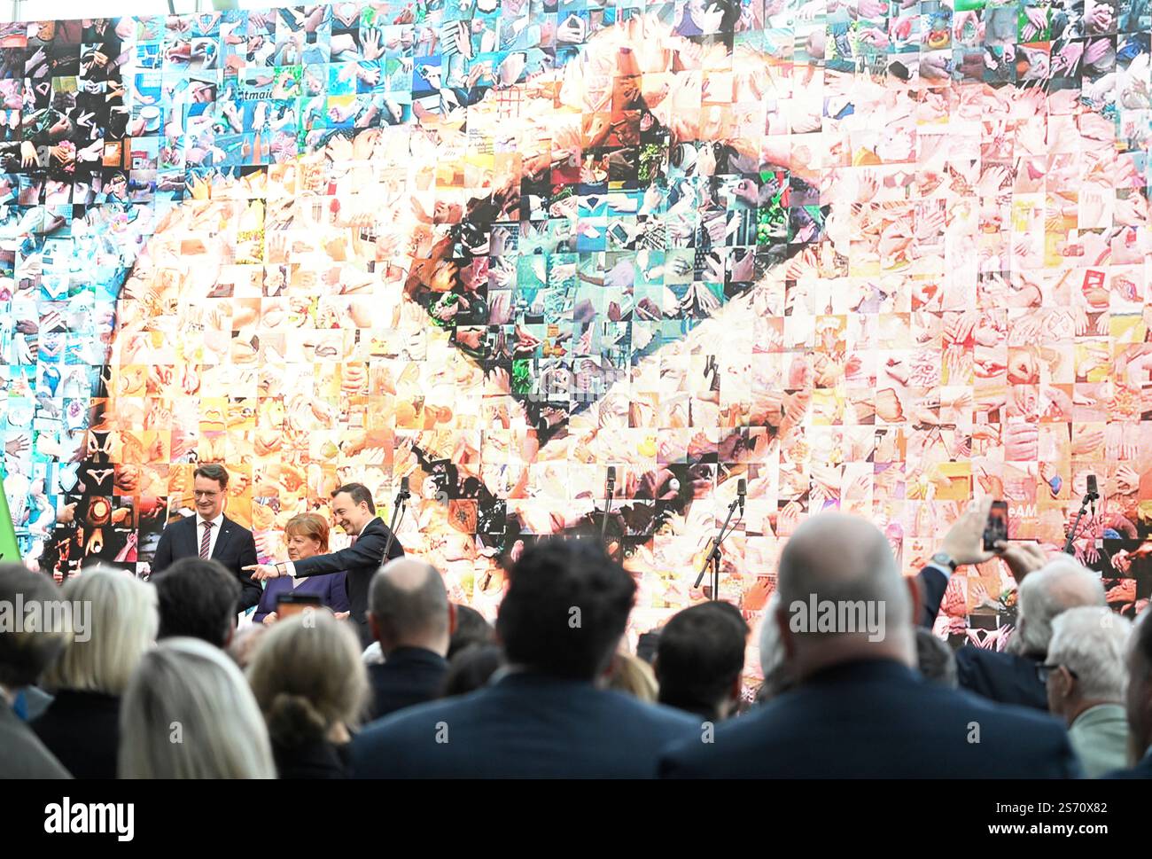 Duesseldorf, Germany. 18th Jan, 2025. Hendrik Wüst (back, l, CDU ...