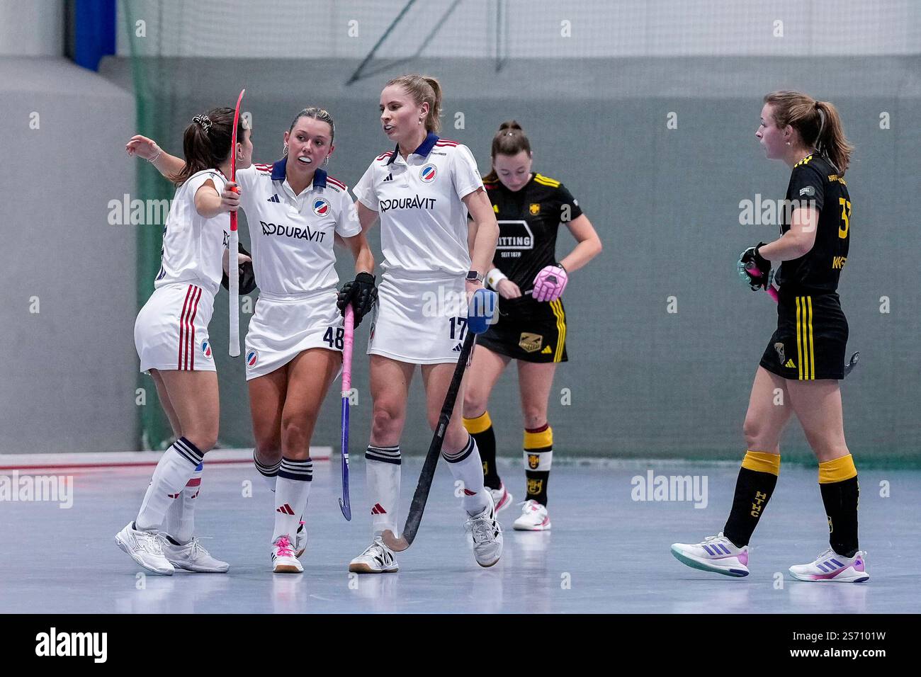 v.li.: Fiona Felber (MHC, 6), Torschützin Charlotte Hendrix (MHC, 48 ...