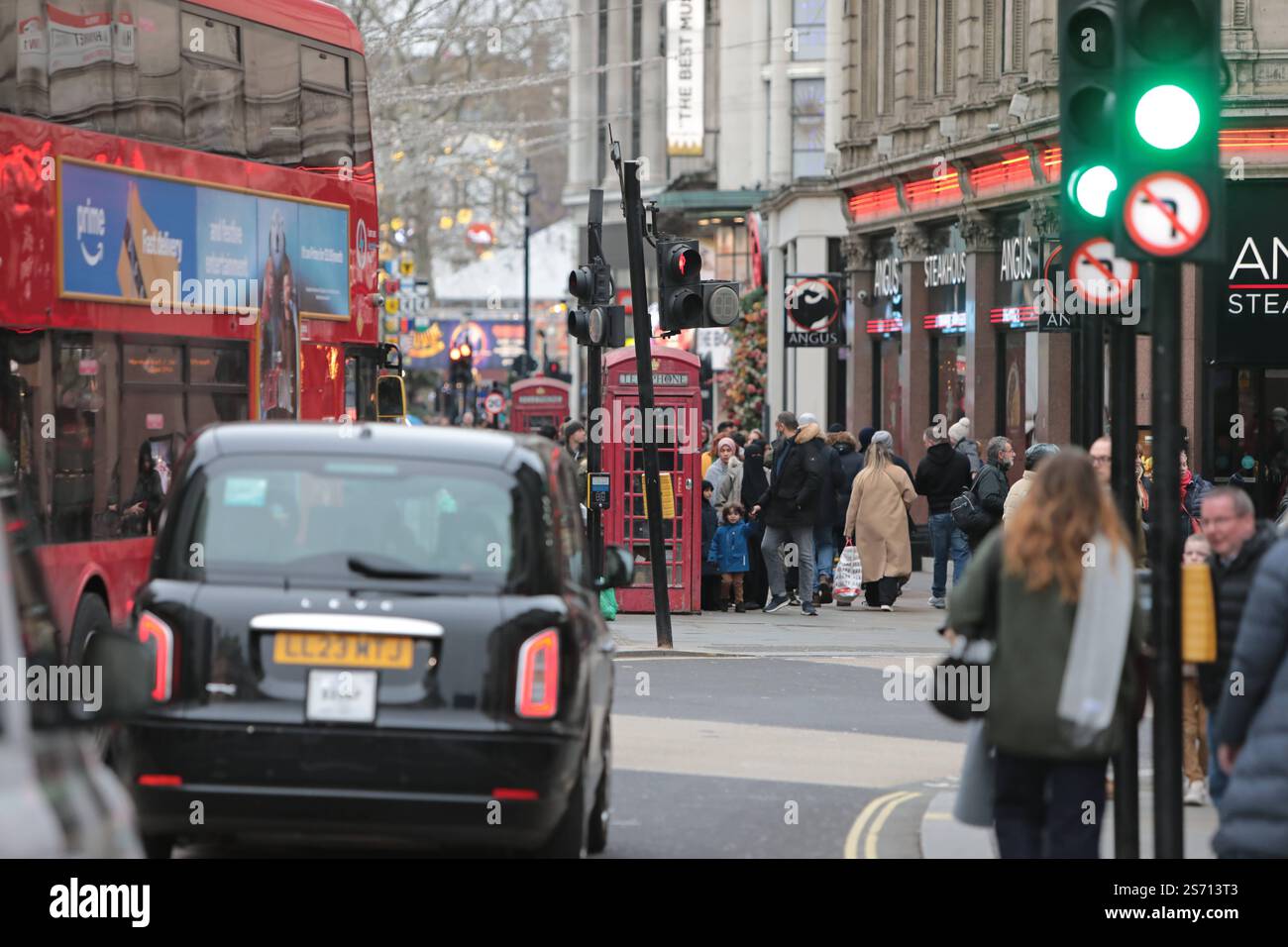 Fahrzeuge, Busse, Taxis, Menschen in London. Fahrzeuge, Busse, Taxis ...