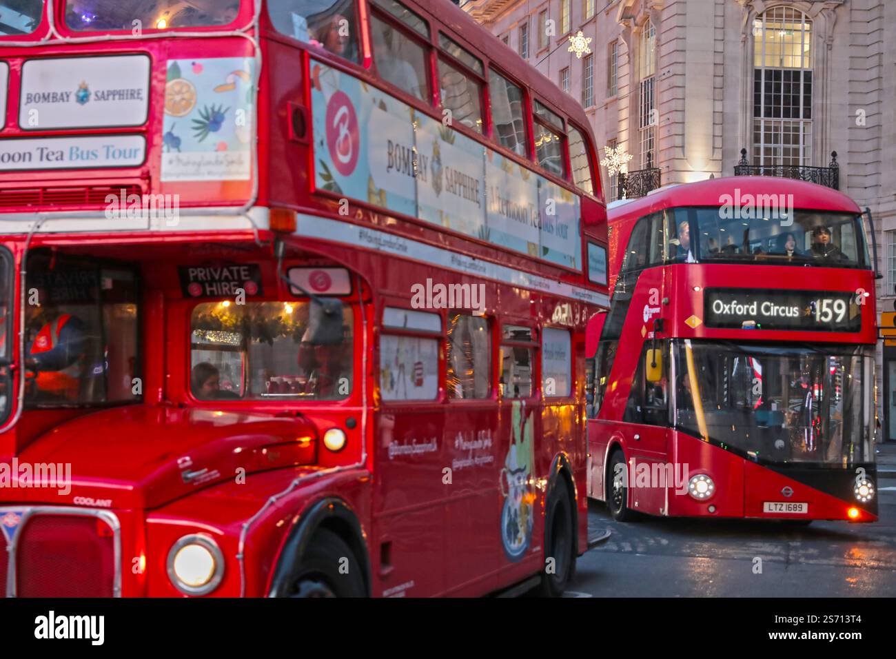 Rote Doppeldecker-Busse. Verkehr am Piccadilly Circus in London. Rote ...