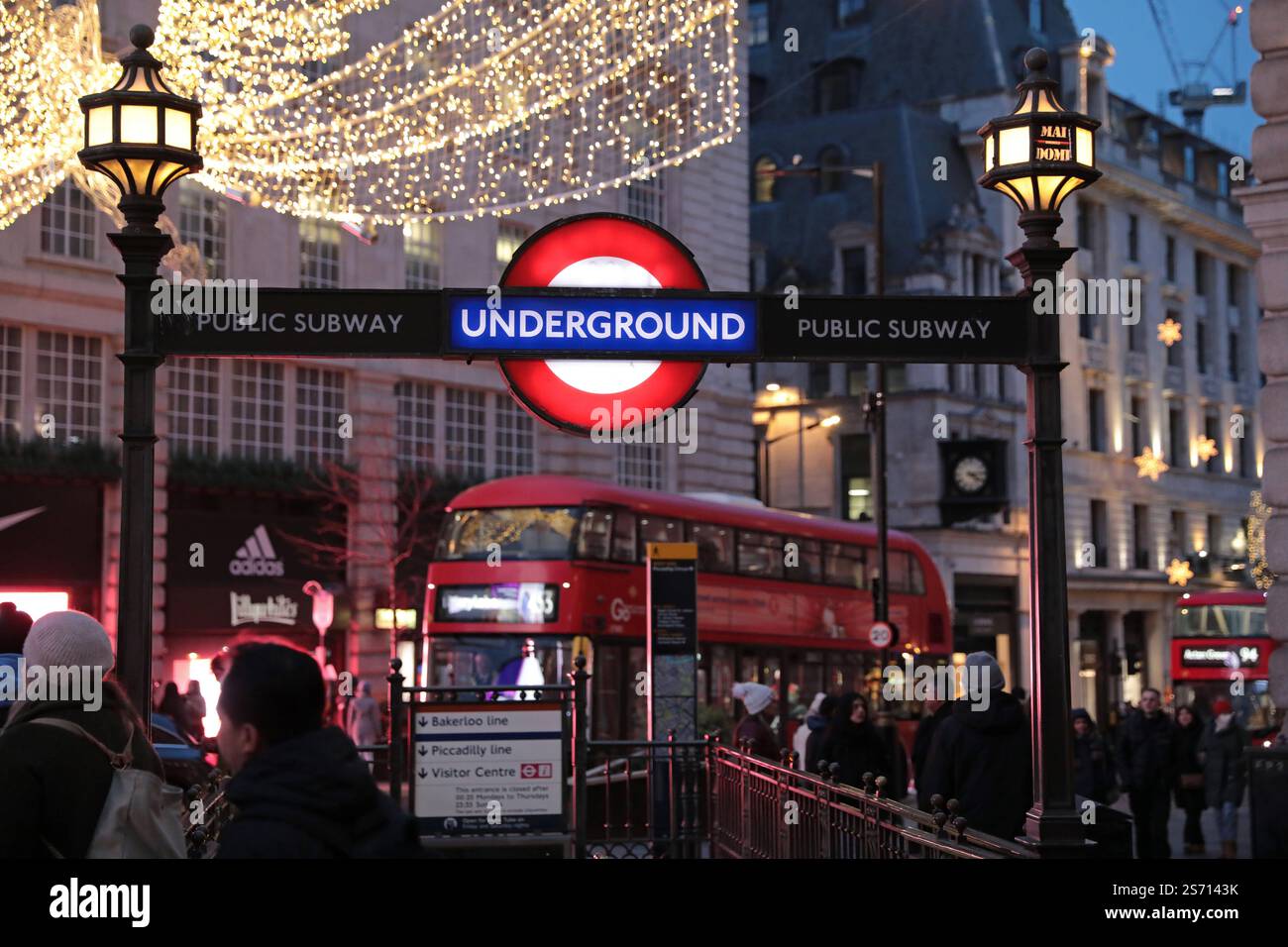 Beleuchtete U-Bahn Signalisierung am Piccadilly Circus in London ...