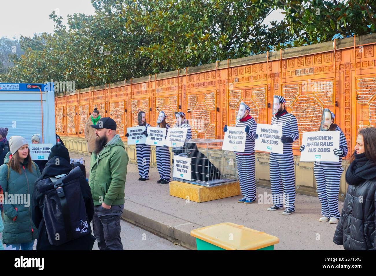 Peta Protest vor der Wilhelma in Stuttgart, Aktivisten der ...