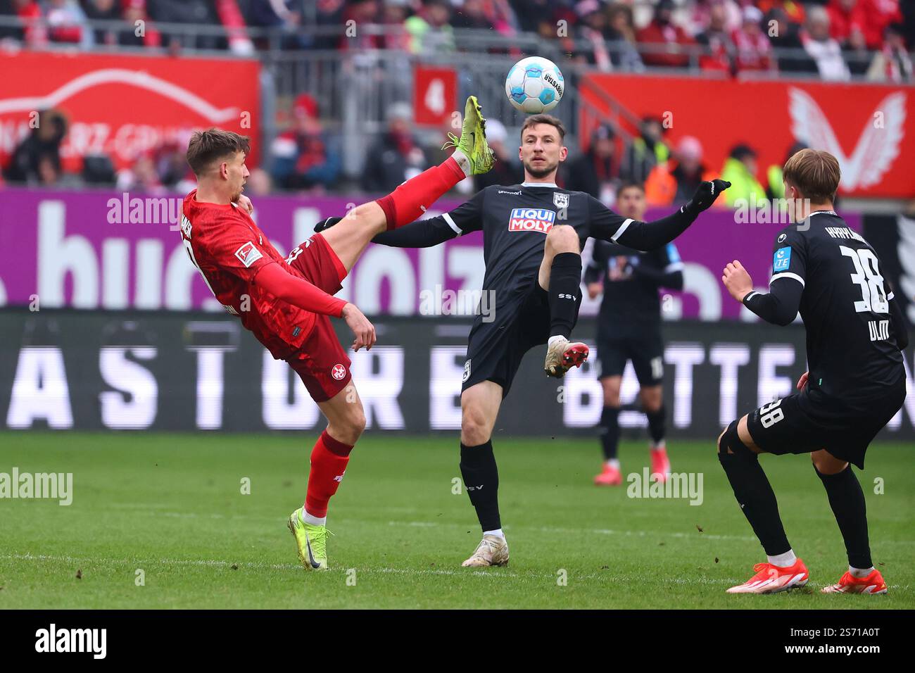 Daniel Hanslik (Kaiserslautern) im Zweikampf mit Philipp Maier (Ulm) 1 ...