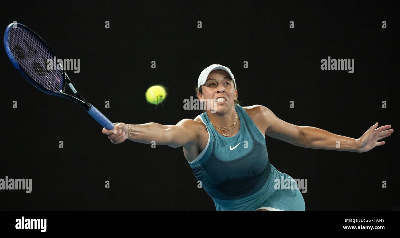 (250118) -- MELBOURNE, Jan. 18, 2025 (Xinhua) -- Madison Keys hits a ...