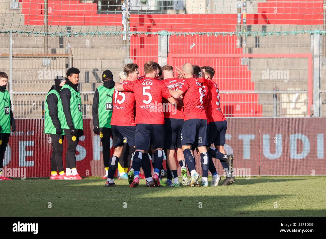 Mannschaft der SpVgg Unterhaching jubelt nach Tor zum 1:1 durch ...