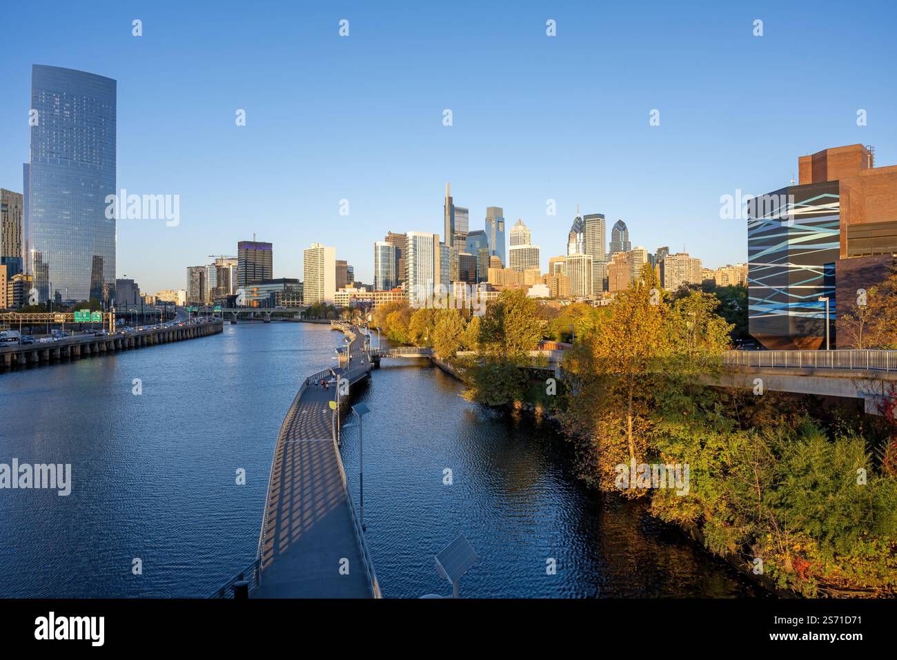 The skyline of downtown Philadelphia with the Schuylkill river in the ...