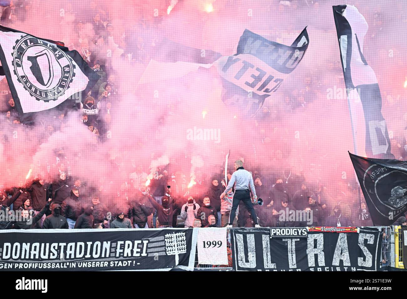 Kaiserslautern, Germany. 18th Jan, 2025. Soccer, Bundesliga 2, 1. FC ...