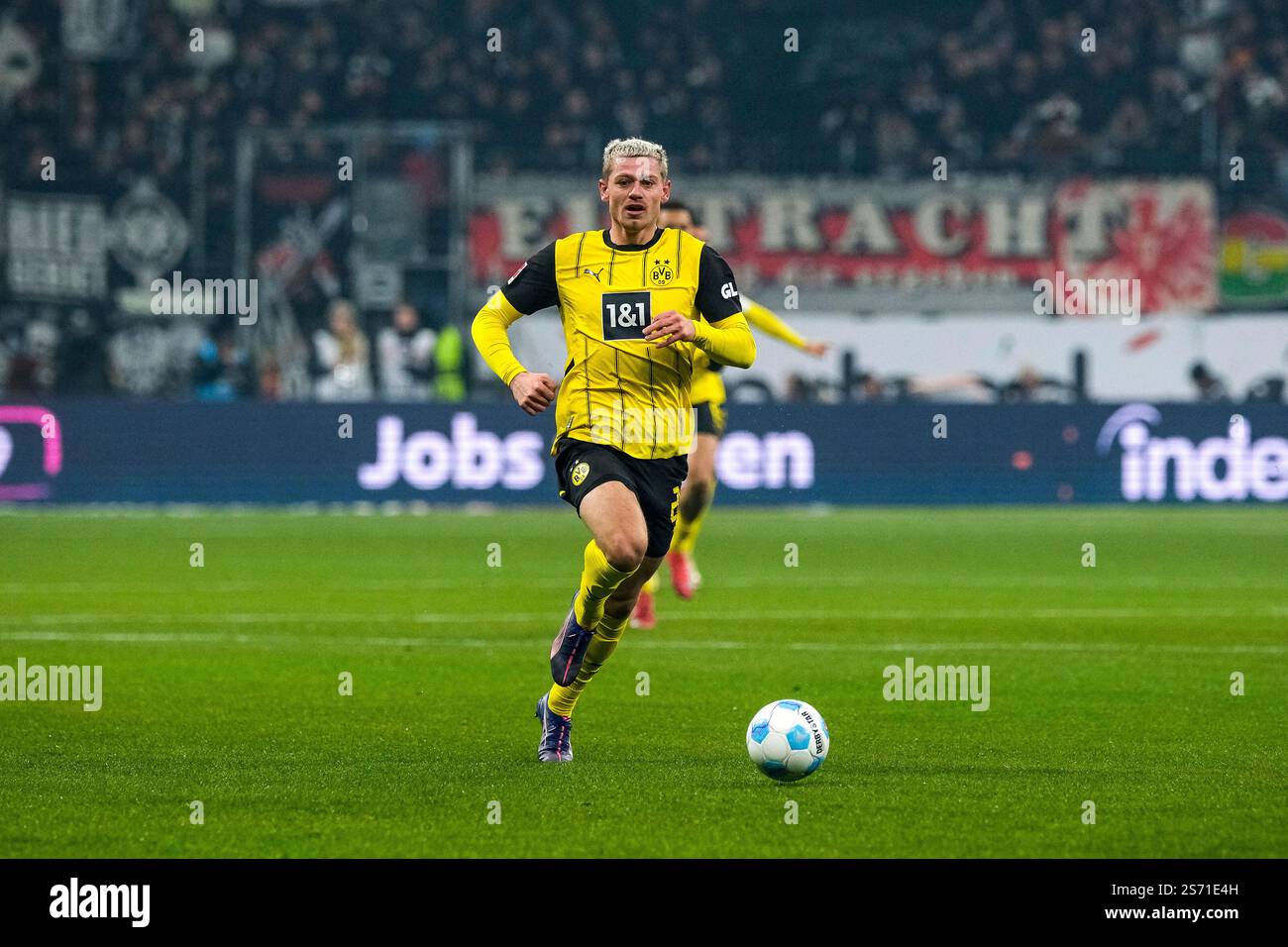 Frankfurt, Deutschland. 17th Jan, 2025. Julian Ryerson (Borussia Dortmund, #26) am Ball, GER ...