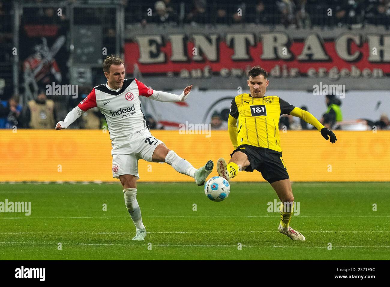 Frankfurt, Deutschland. 17th Jan, 2025. Mario Goetze (Eintracht Frankfurt, #27) im Zweikampf mit ...