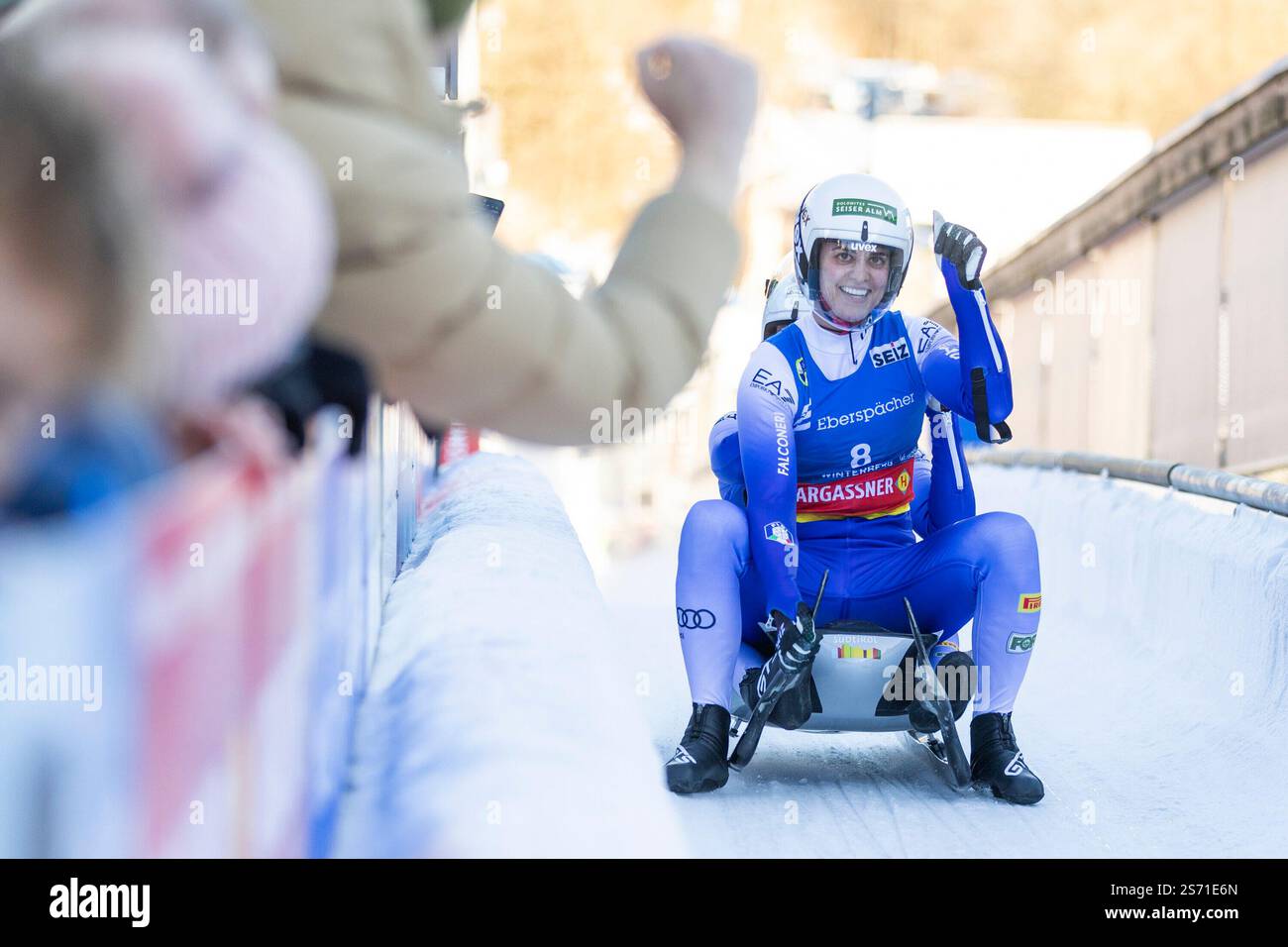 Andrea Voetter, Marion Oberhofer (ITA) kommen jubelnd ins Ziel. Ebersp ...