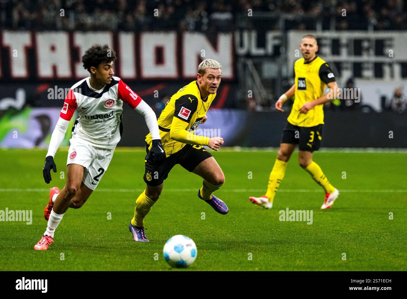Frankfurt, Deutschland. 17th Jan, 2025. Julian Ryerson (Borussia Dortmund, #26) im Zweikampf mit ...