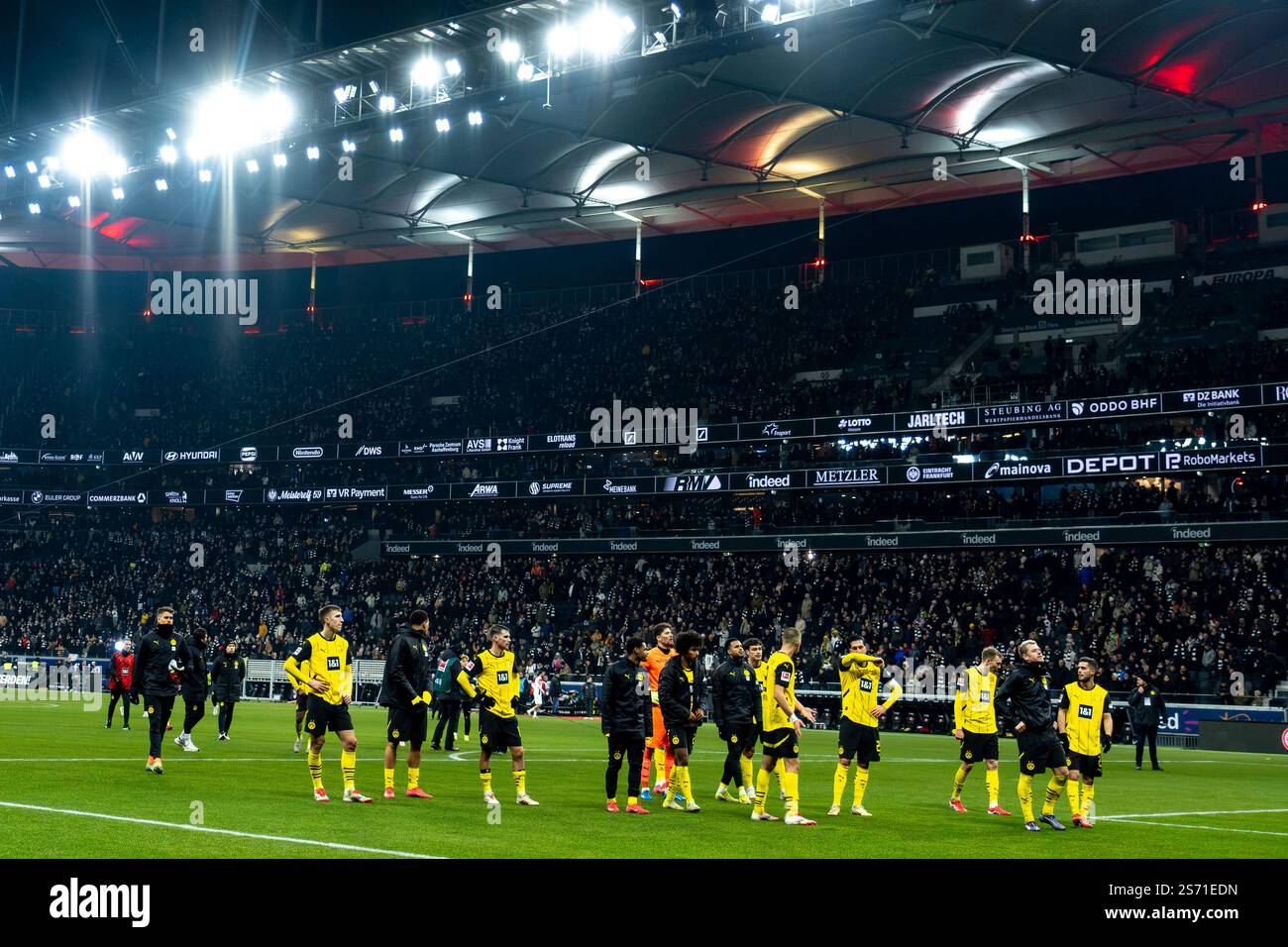Frankfurt, Deutschland. 17th Jan, 2025. Die Spieler von Dortmund sind enttaeuscht. GER ...
