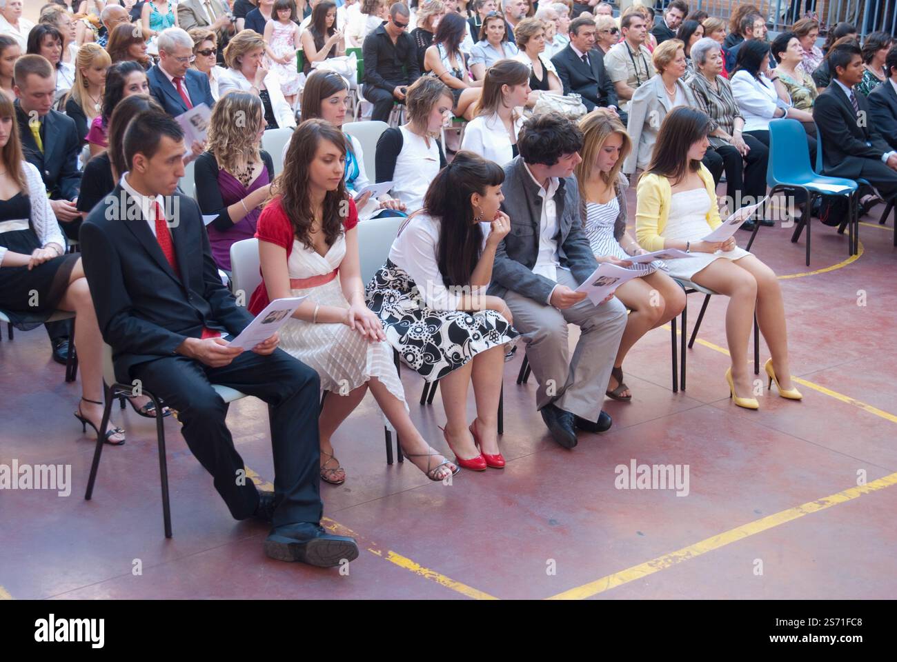 Graduados sentados hi-res stock photography and images - Alamy