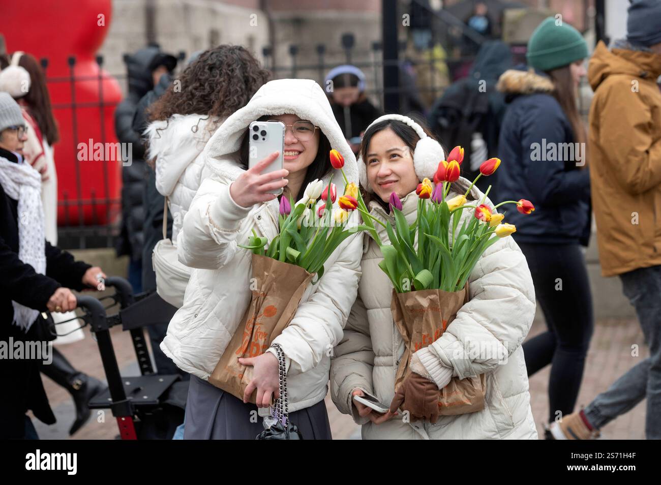 Amsterdam The Netherlands 18th January 2025 Long queues wend their way around the Museumplein ...