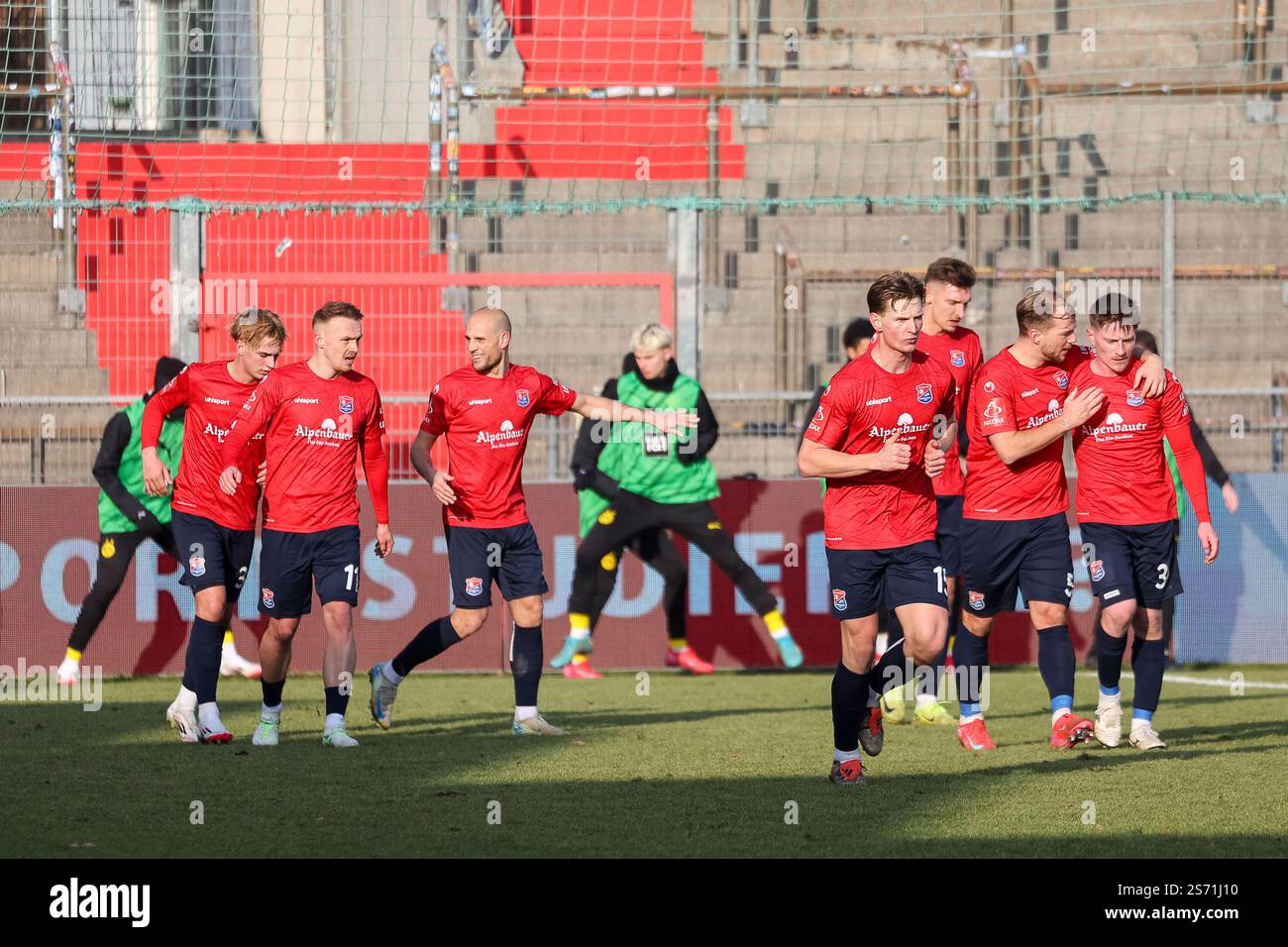 Unterhaching, Deutschland. 18th Jan, 2025. Mannschaft der SpVgg ...