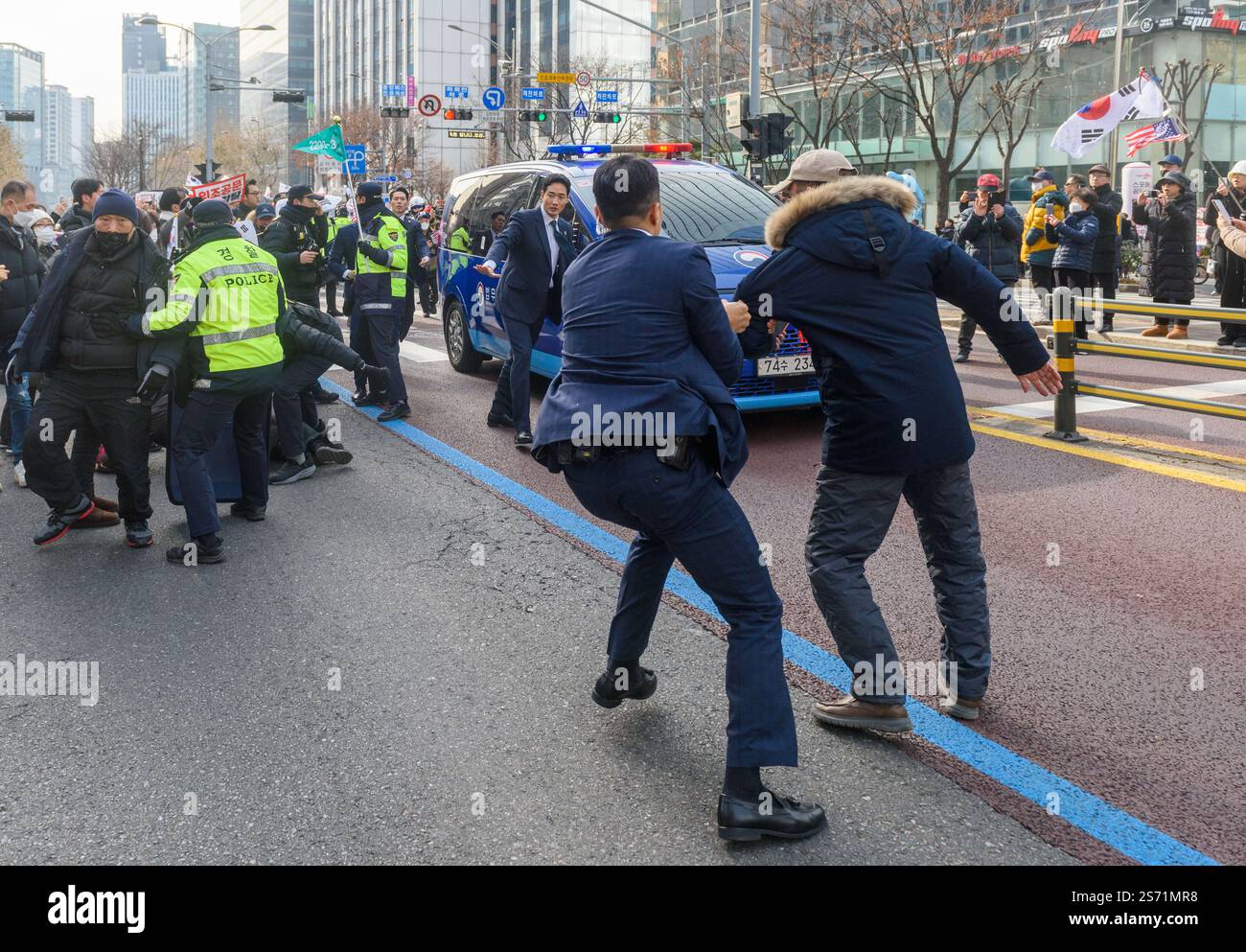 Seoul, South Korea. 18th Jan, 2025. Presidential bodyguards and police ...
