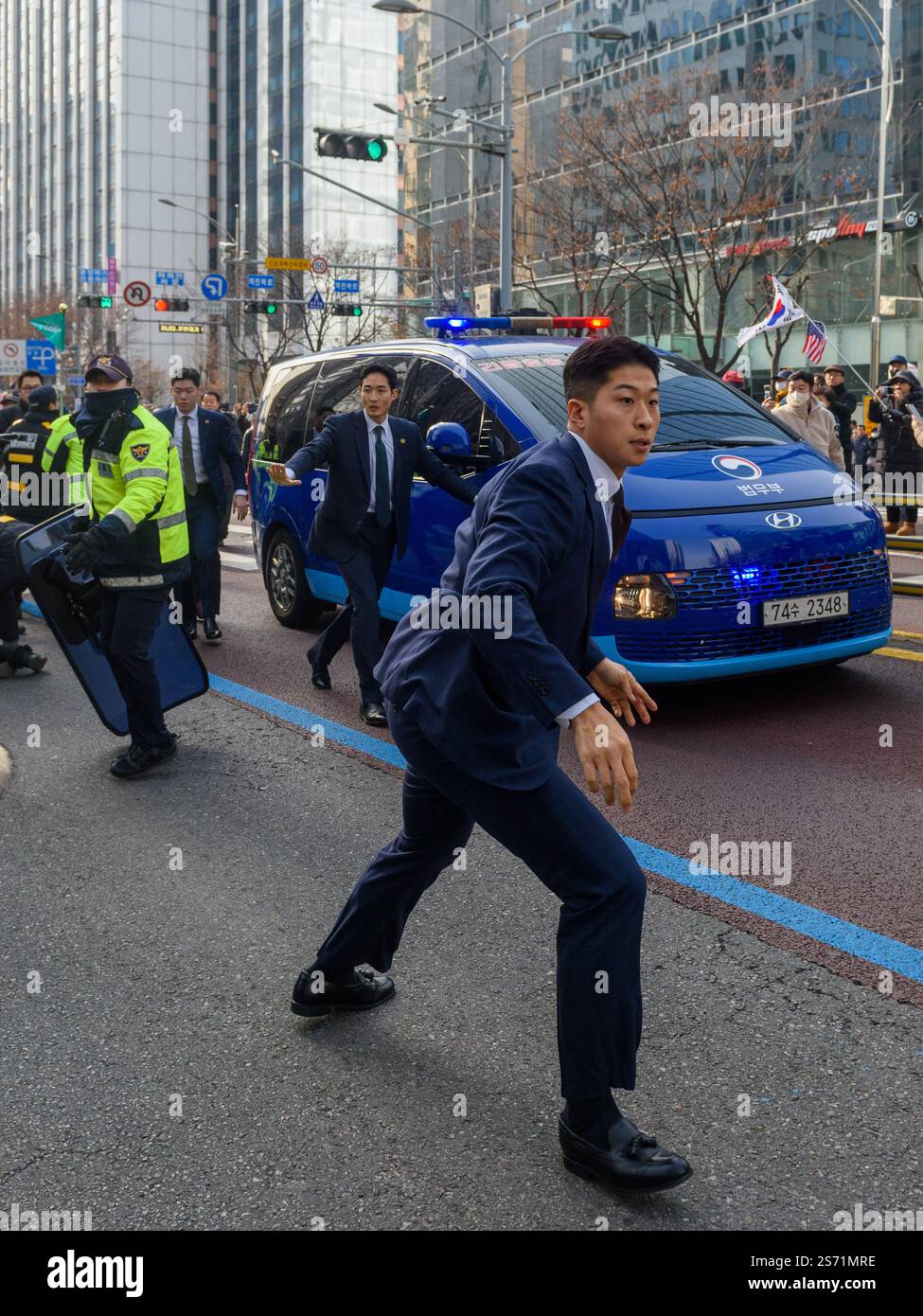 Seoul, South Korea. 18th Jan, 2025. Presidential bodyguards and police ...