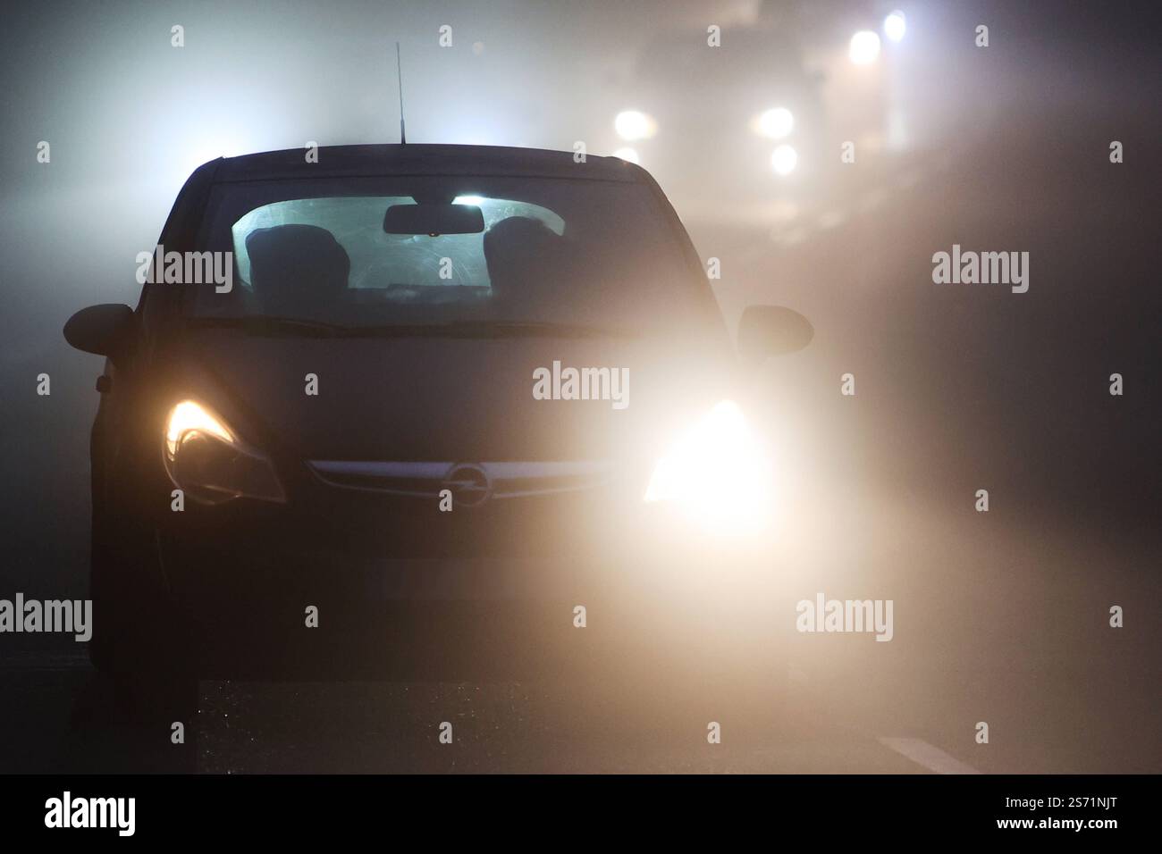 Zäher Nebel und KFZ-Licht Nebel im dunklen Winterhalbjahr mit ...