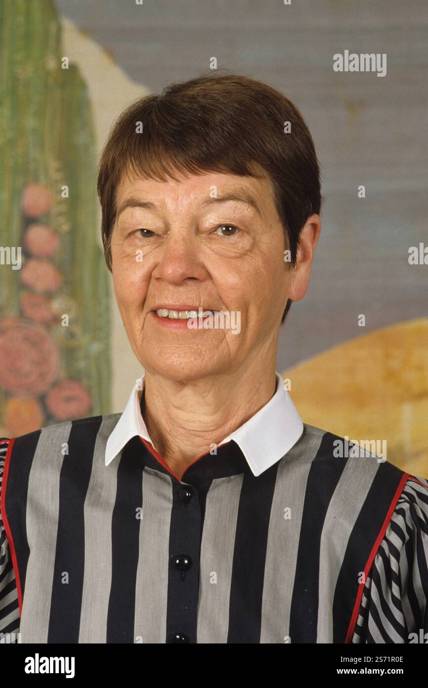 Kanzlergattin Hannelore Loki Schmidt in ihrer Wohnung in Langenhorn, Hamburg im November 1989 ...